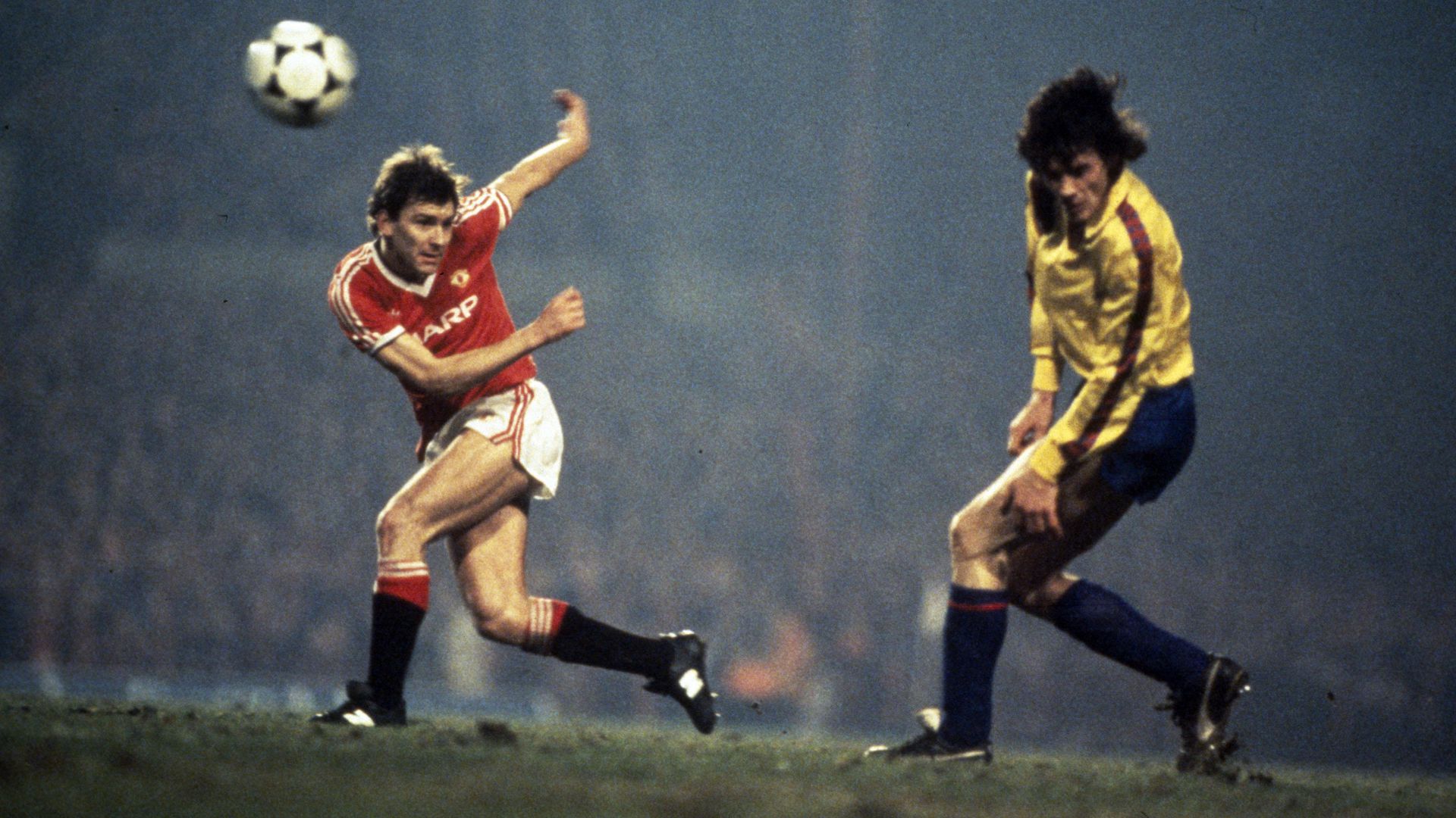 12th man Bryan Robson v Barcelona | Manchester United