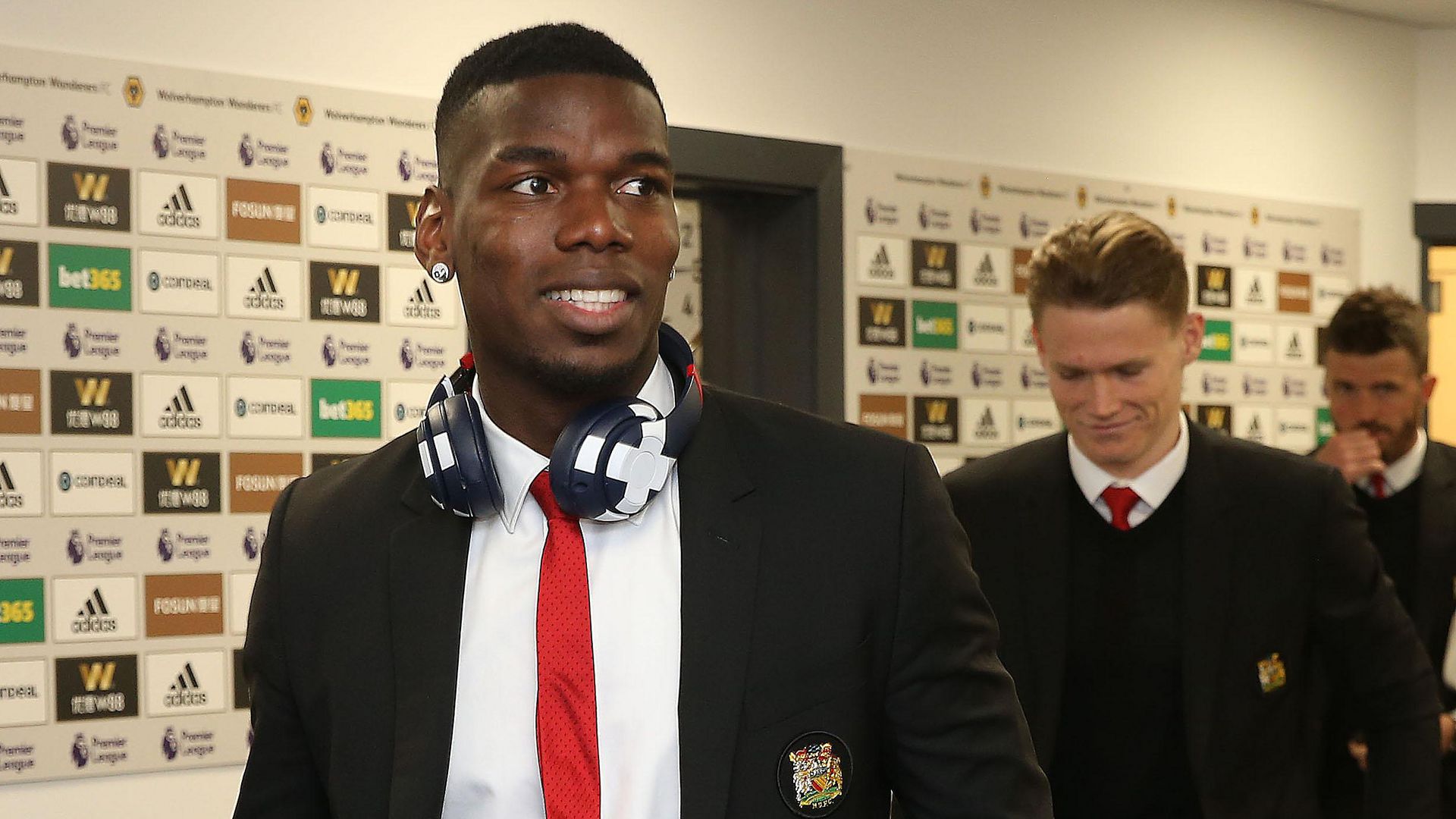 Man United staff arrive at Molineux for Wolves match | Manchester United