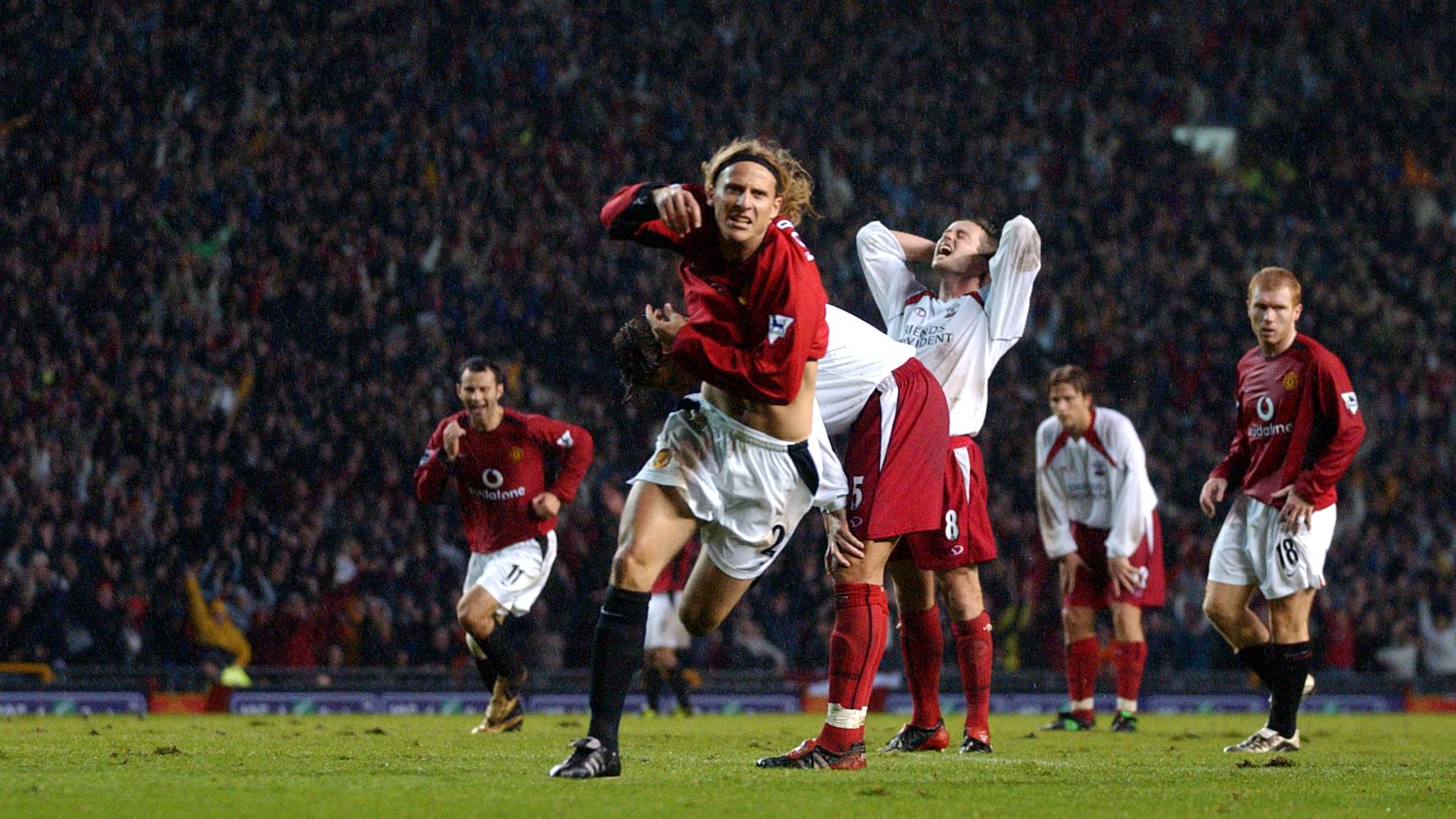 Goal of the Day Diego Forlan v Southampton | Manchester United