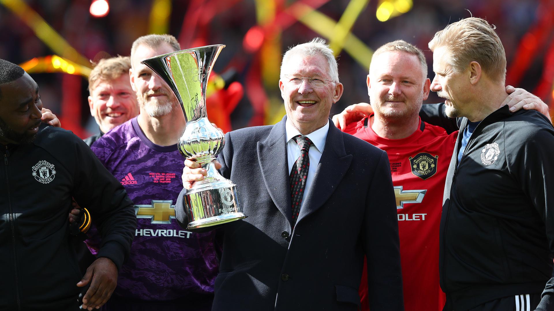 Man Utd Legends lift the trophy after winning Treble Reunion match ...