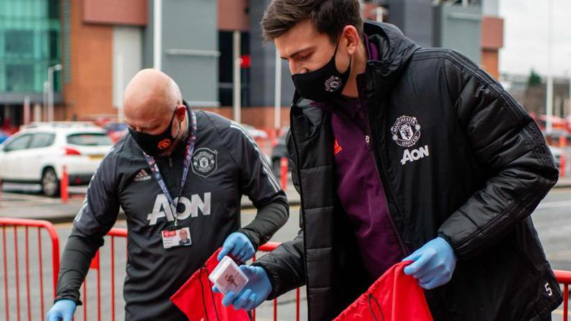 Players and fans join Man Utd Foundation in sending out festive gift ...