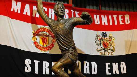 Timelapse video of Denis Law Stretford End banner | Manchester United