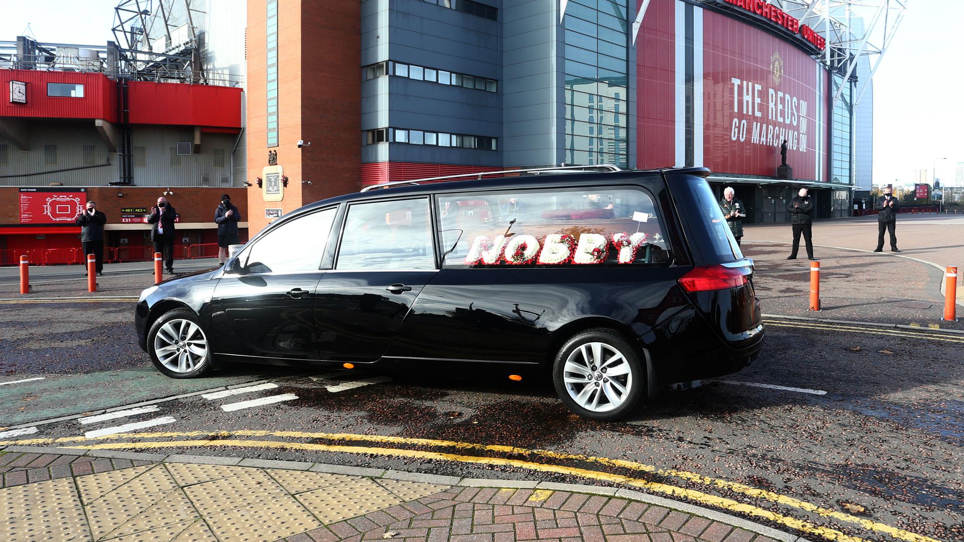 Nobby Stiles funeral process drives past Old Trafford | Manchester United