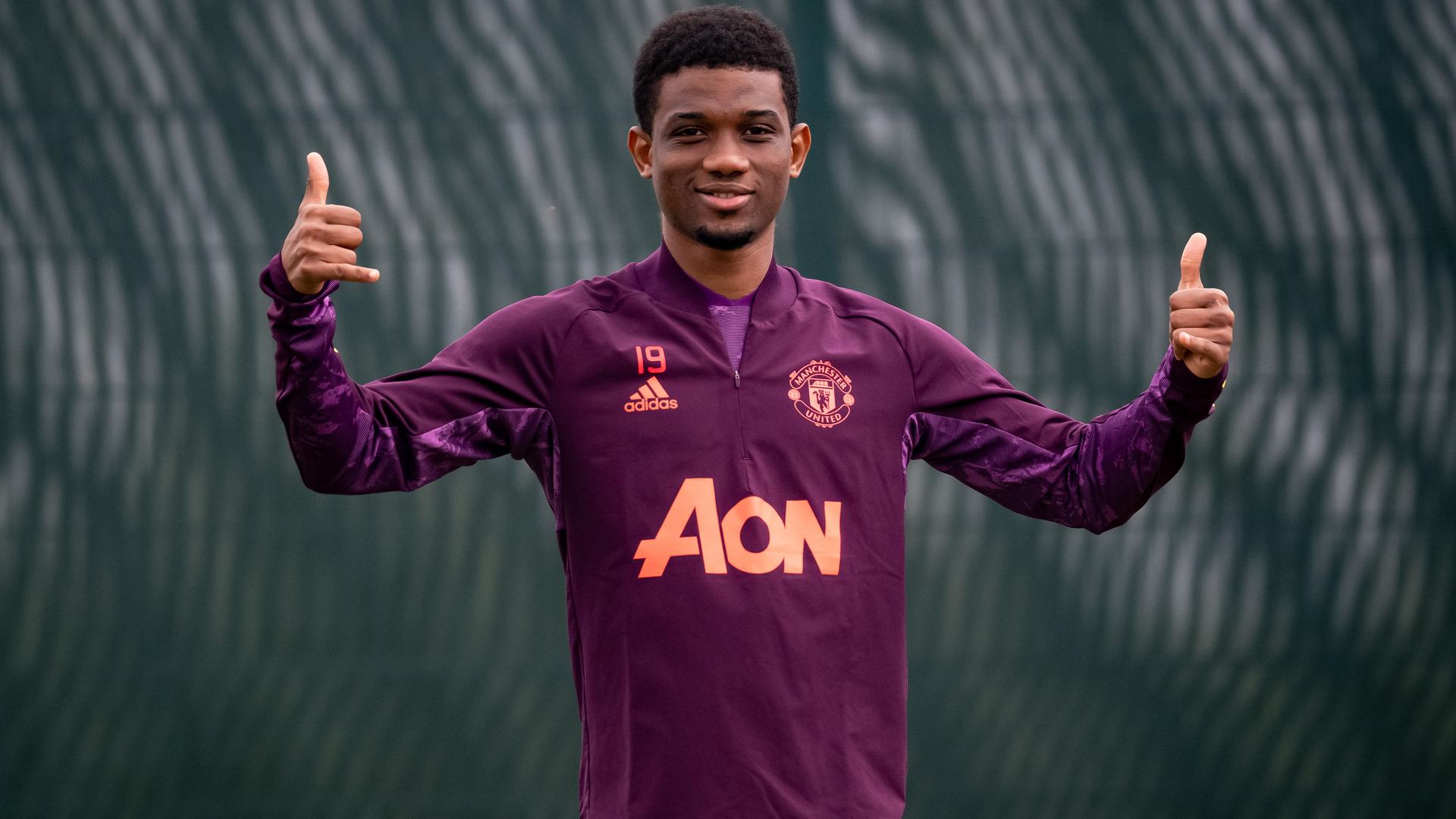 Amad discusses that photo with his idol Paul Pogba | Manchester United