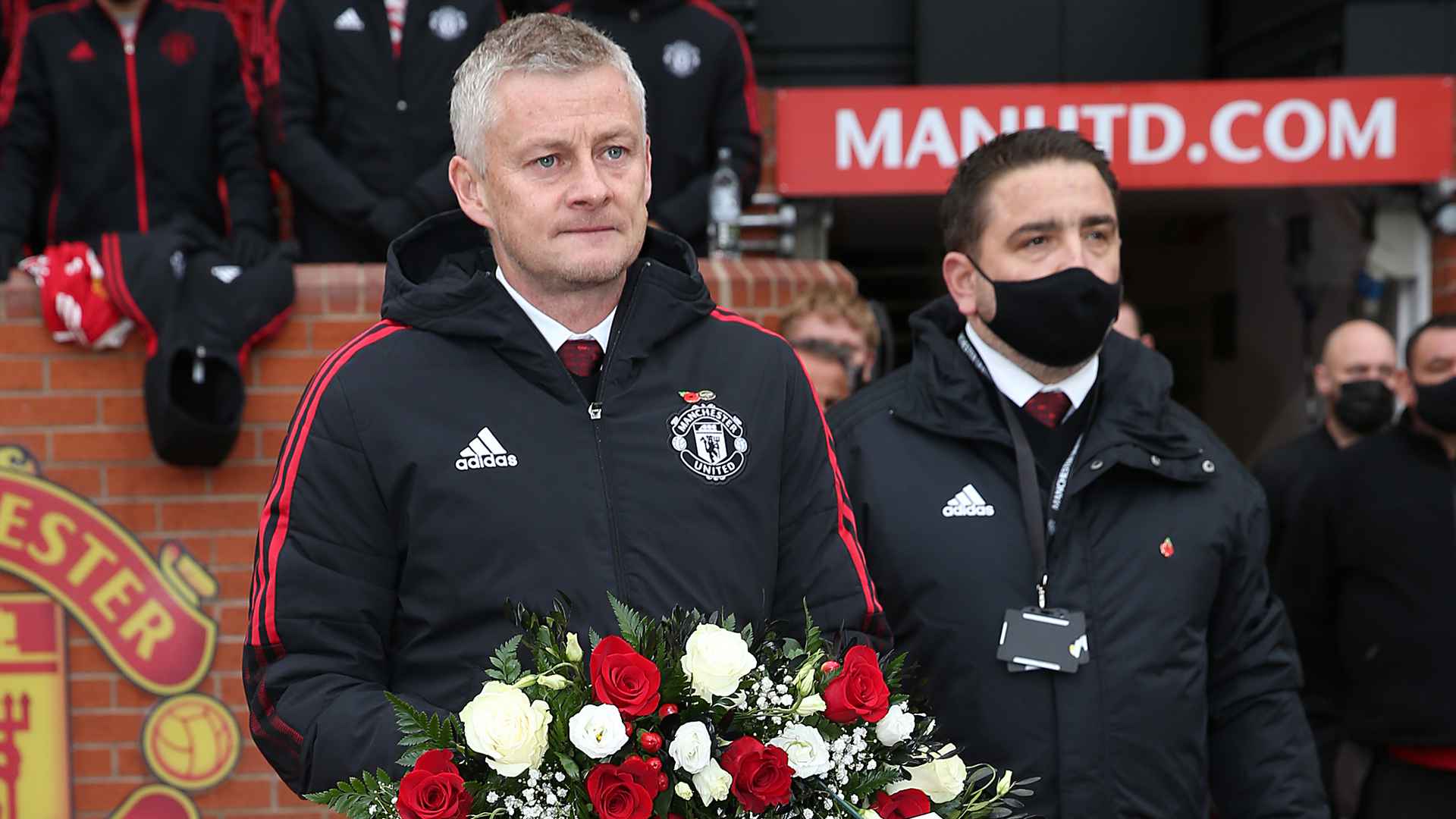 Applause for Remembrance before 186th Manchester derby | Manchester United