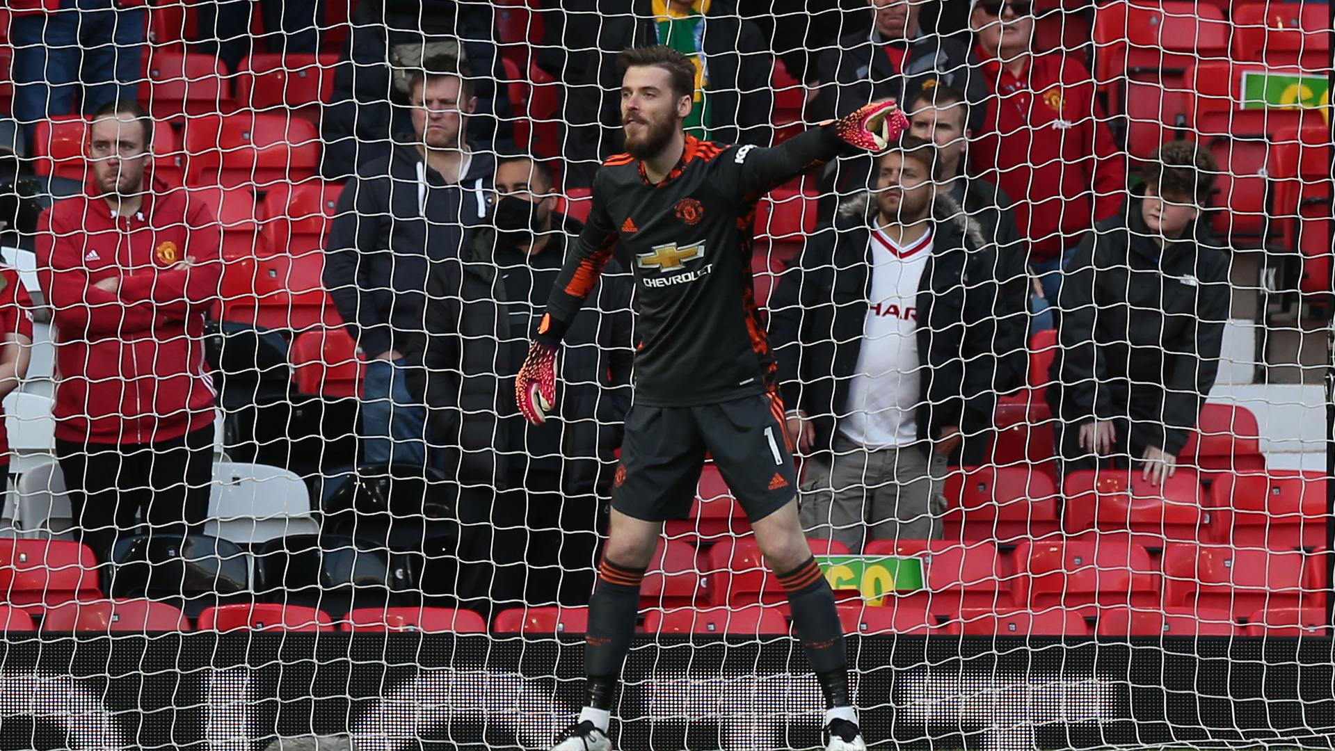 Watch De Gea double save v Fulham | Manchester United