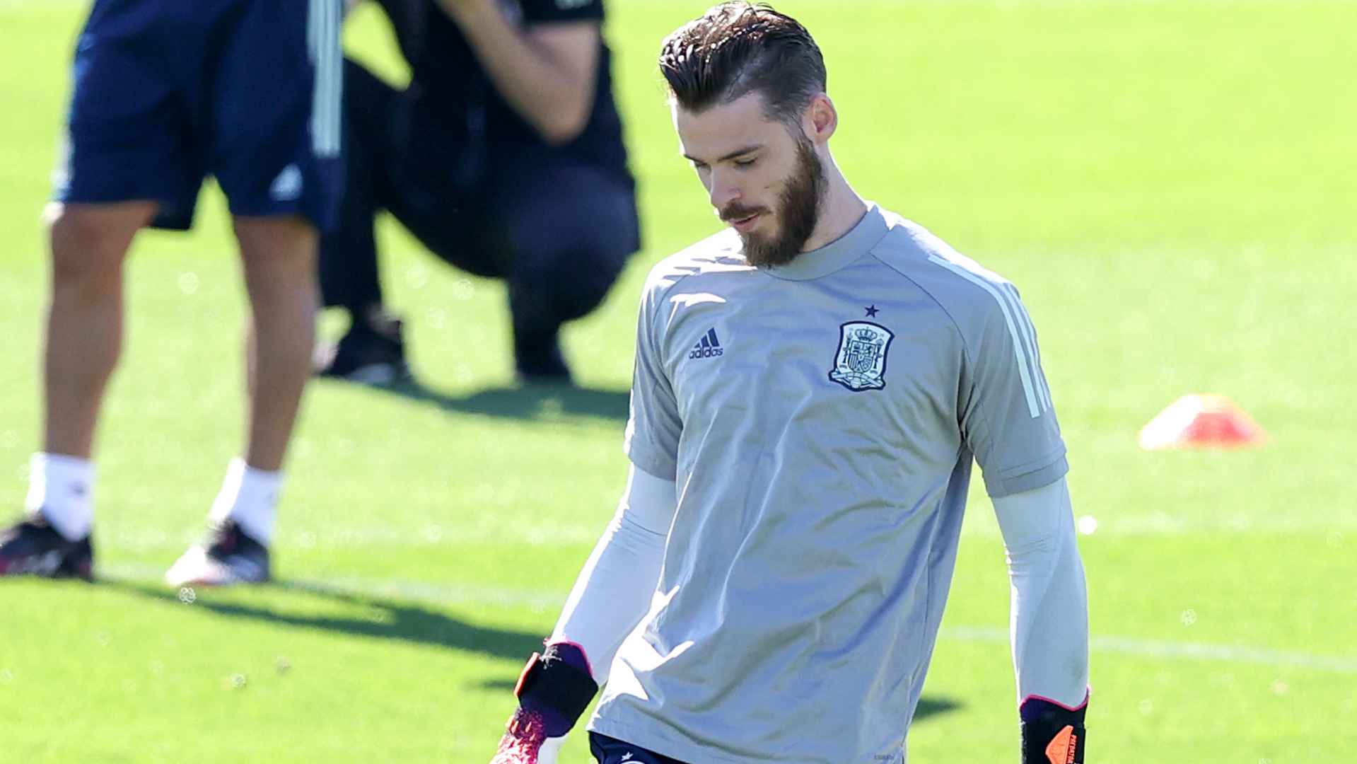 David De Gea nutmegs three Spain teammates in training | Manchester United