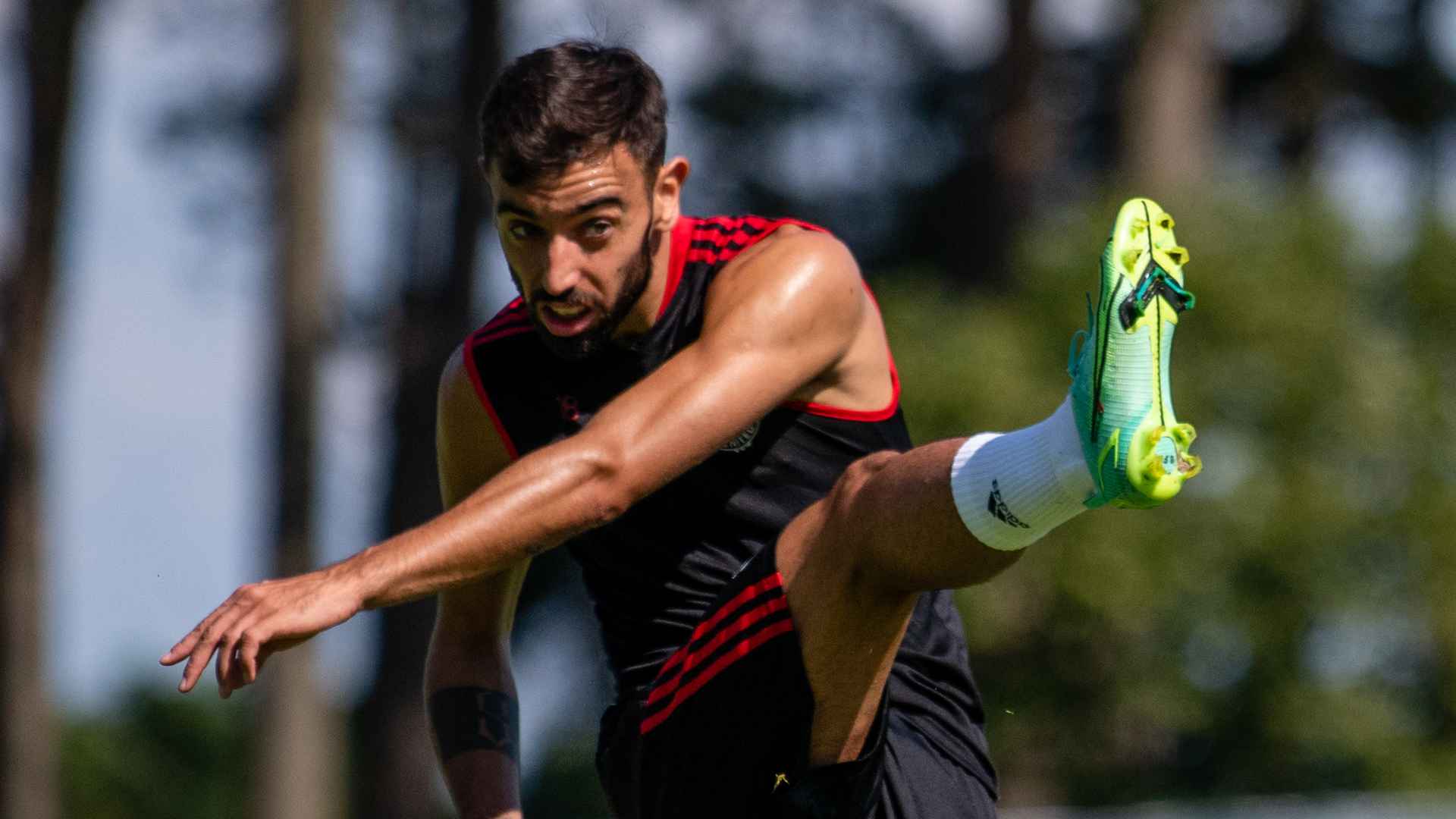 Bruno Fernandes stepover and finish in Man Utd training 4 August 2021 ...