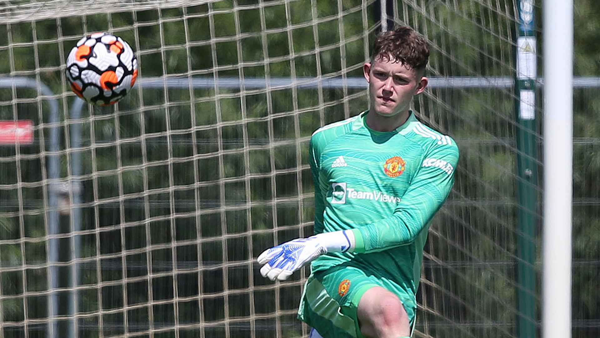 Tom Wooster penalty save for Man Utd U18s v Nottingham Forest 14 May ...