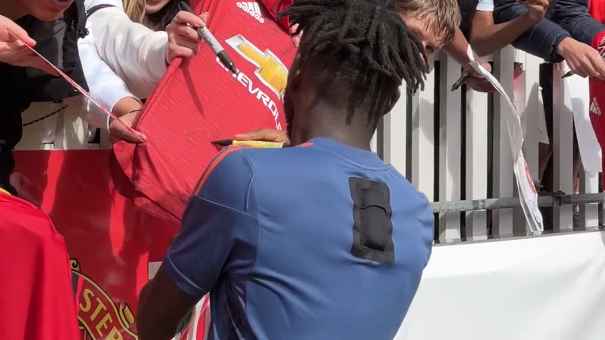 Fred signs shirts after training at the WACA | Manchester United