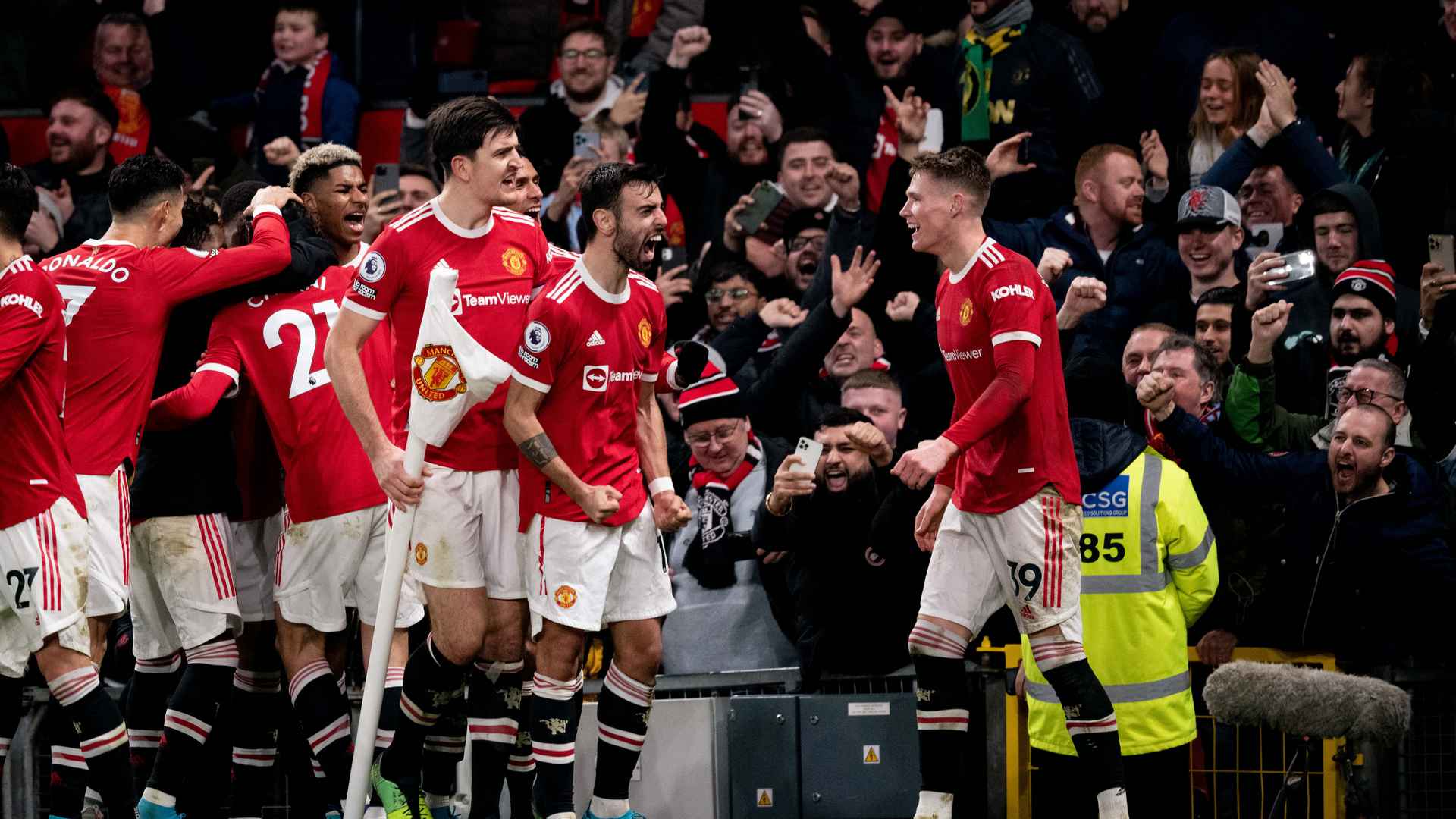 Amazing footage of United celebrating Rashford West Ham winner ...