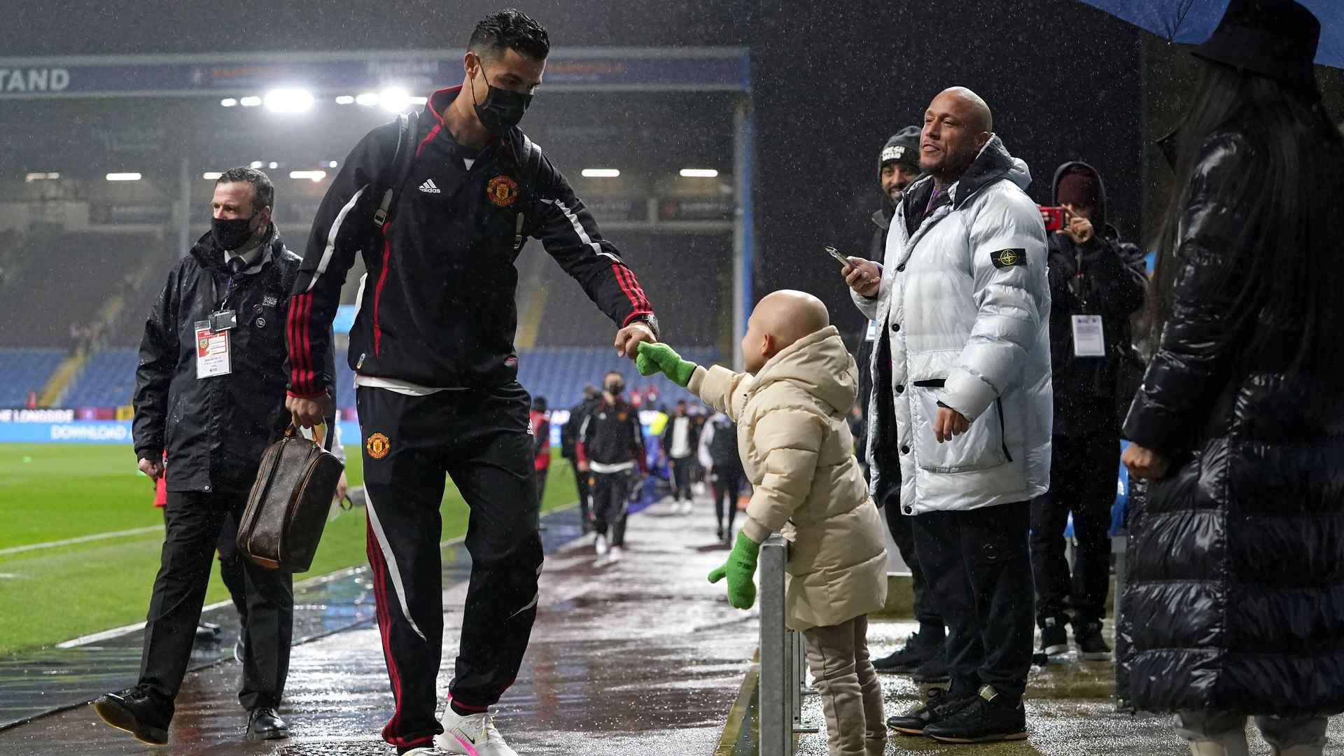 Man Utd squad honoured to meet young fan River after Burnley match ...
