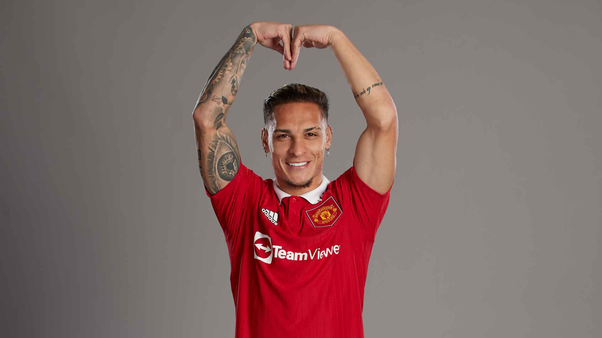 Man Utd winger Antony reveals favela tattoo idea | Manchester United