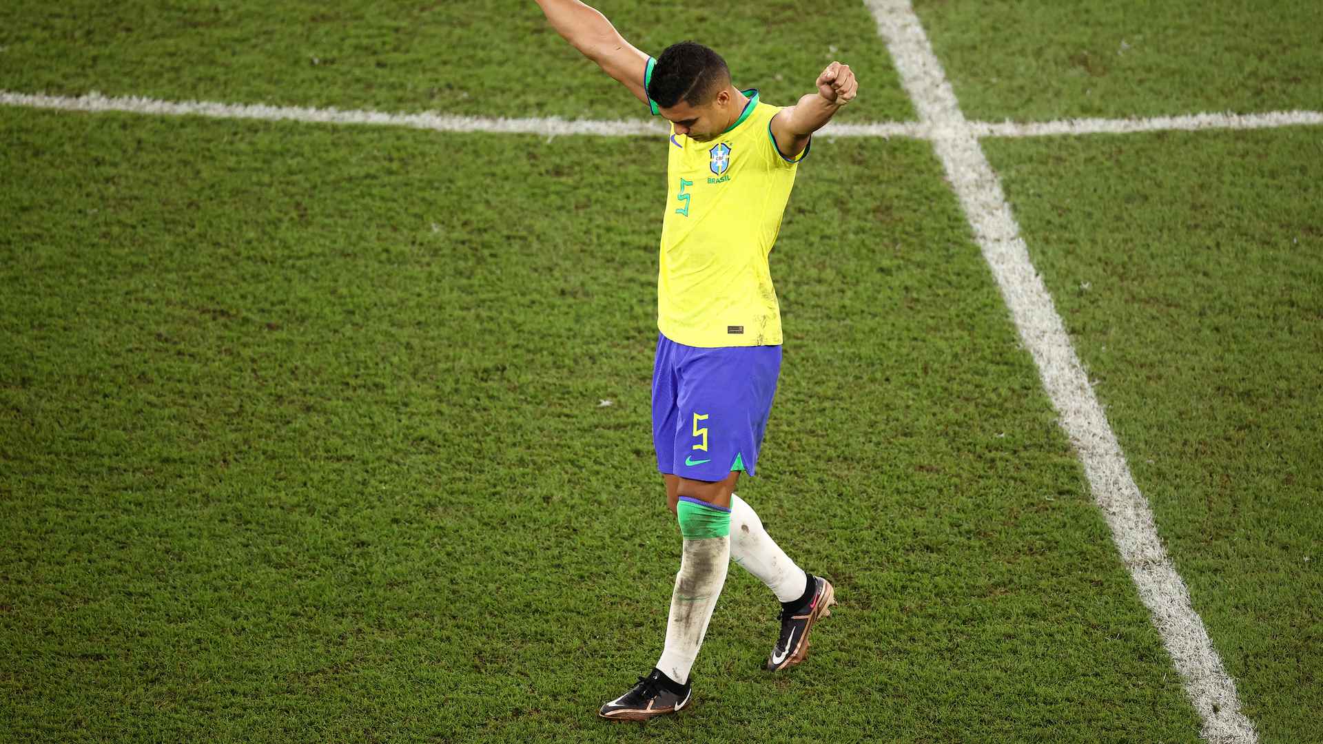 Man Utd star Casemiro called best midfielder in world by Brazil ...