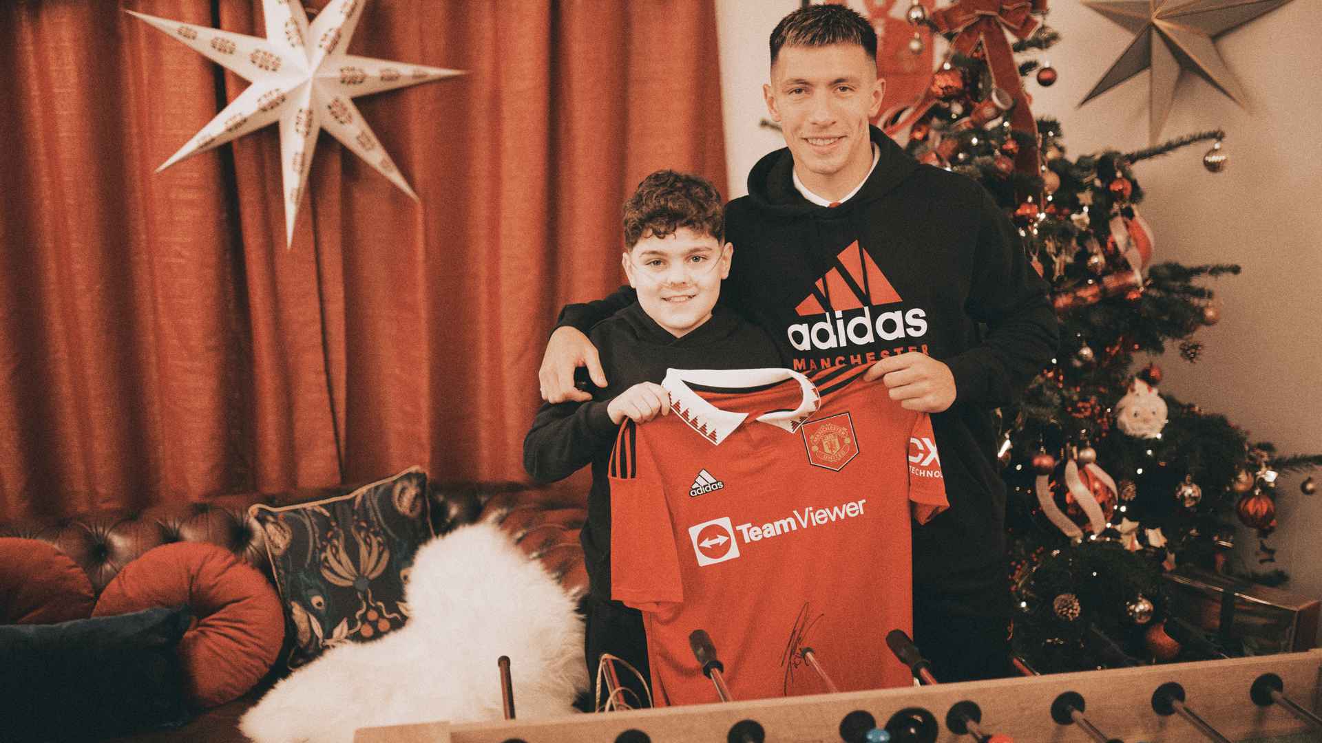 Man Utd squad meets young fan Luca in Christmas surprise and delight ...