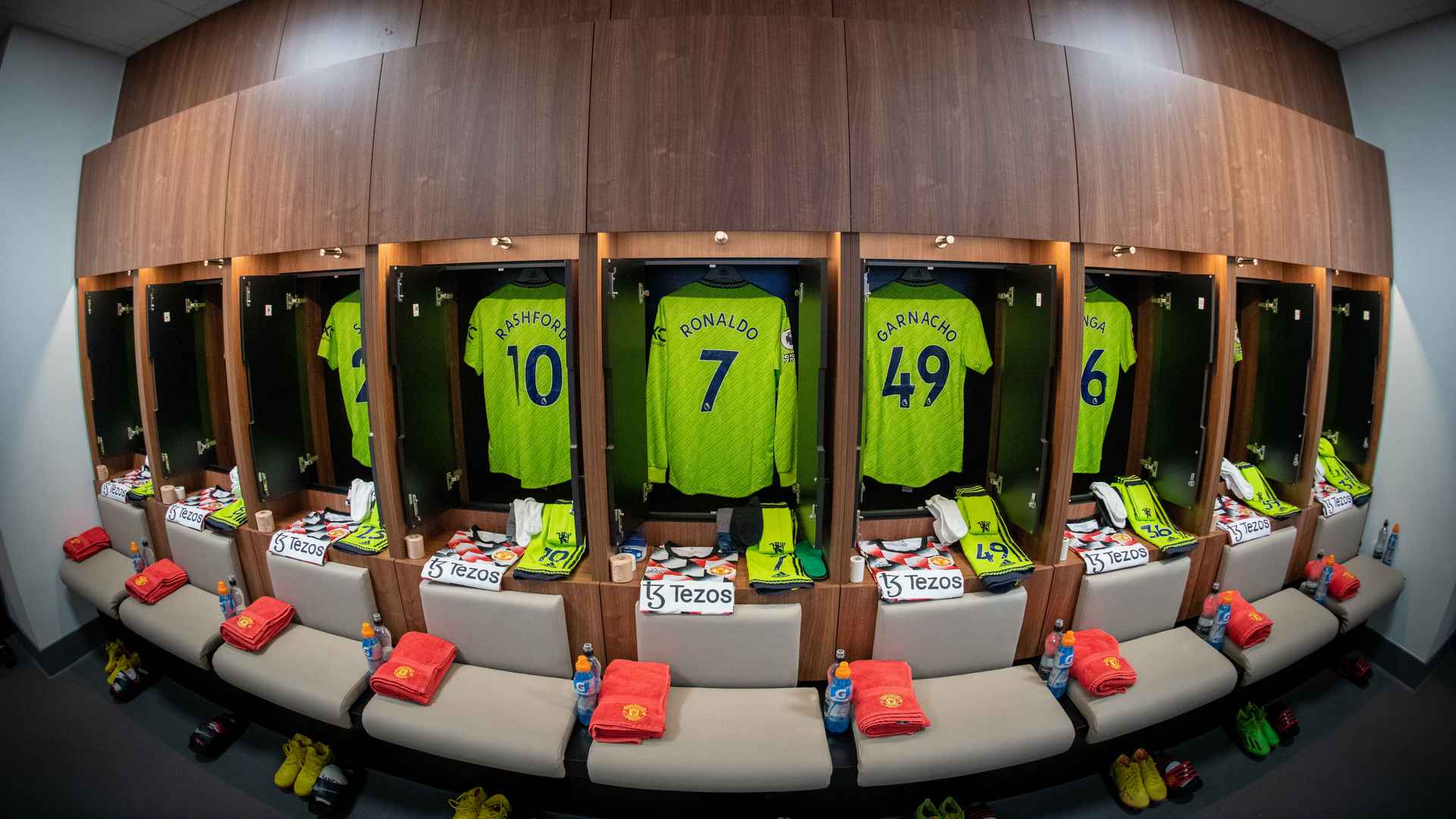 Man Utd dressing room and third kit ahead of debut v Brentford 13 Aug ...