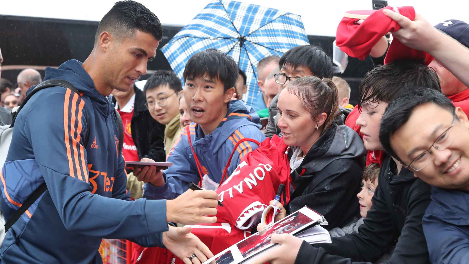 Cristiano Ronaldo meets fans before Man Utd v Liverpool | Manchester United