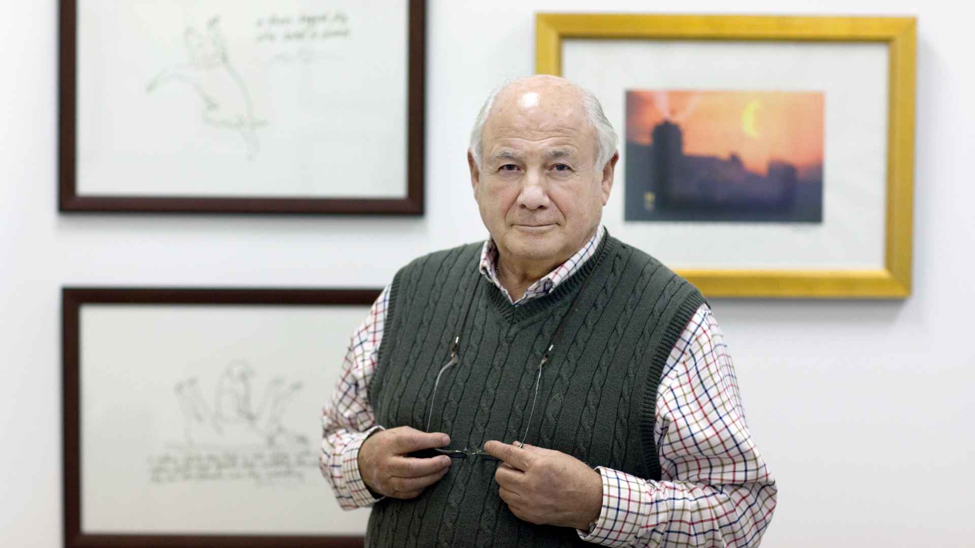 Man Utd saddened as renowned artist and lifelong fan Harold Riley ...