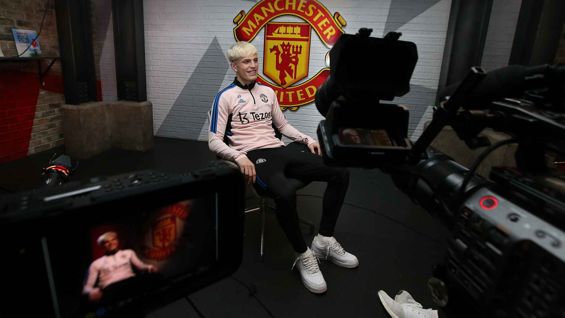 Alejandro Garnacho new contract interview April 2023 | Manchester United