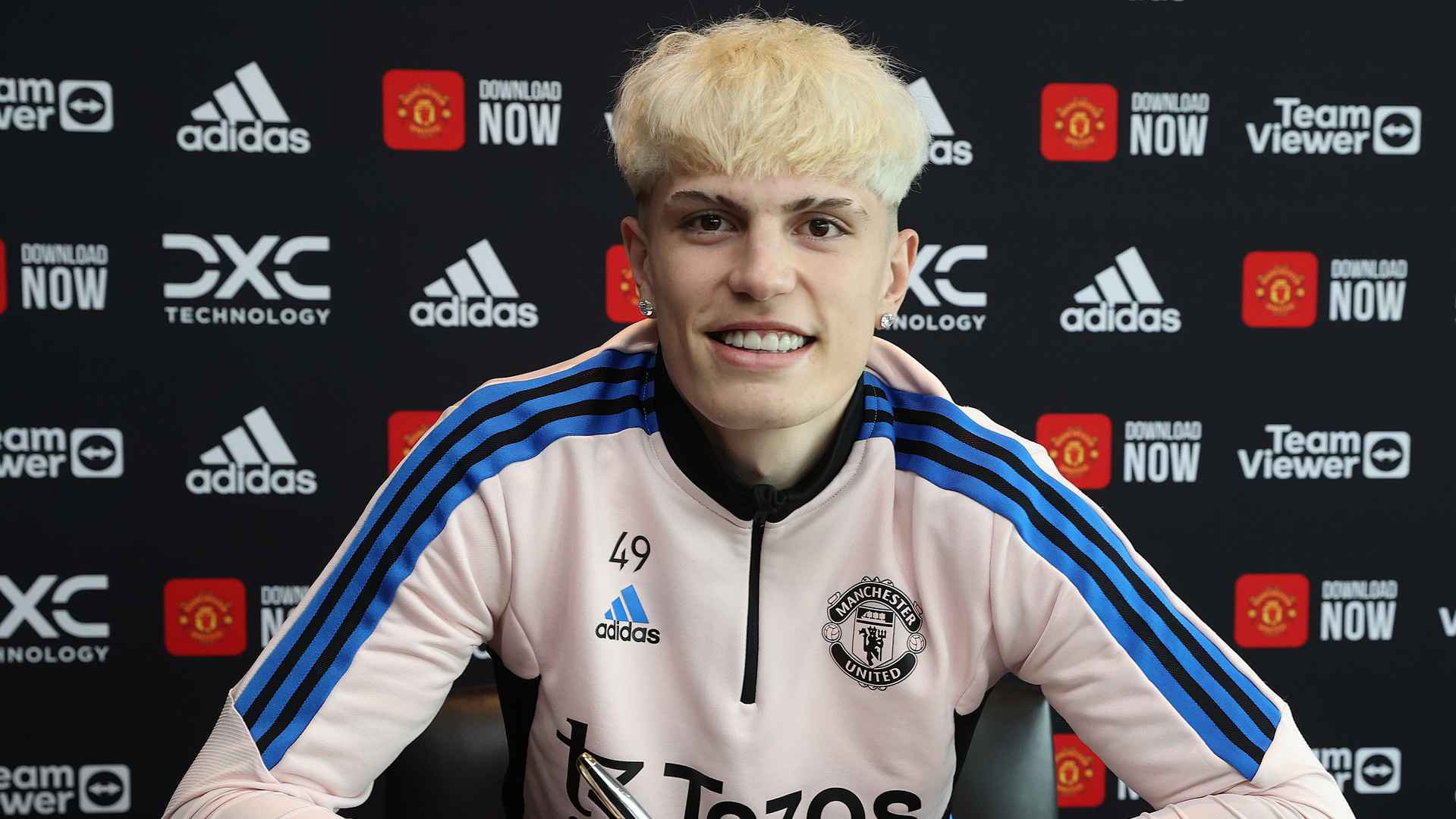 Alejandro Garnacho explains pride of signing new Man Utd contract April ...