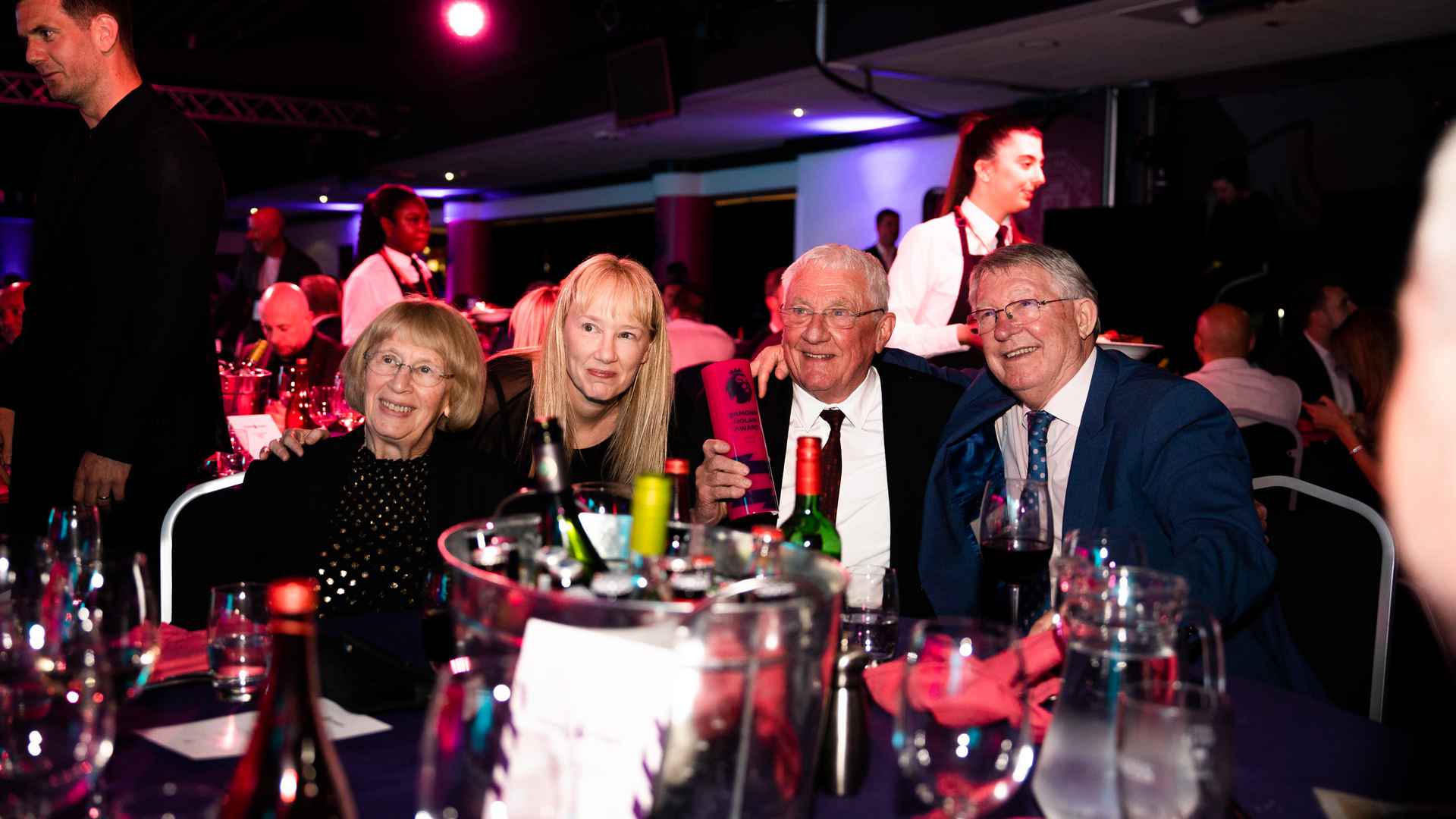 Sir Alex Ferguson presents award to Dave Bushell | Manchester United