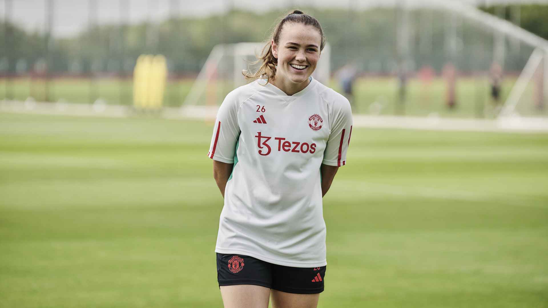 Man Utd Women midfielder Grace Clinton moves to Tottenham on loan ...
