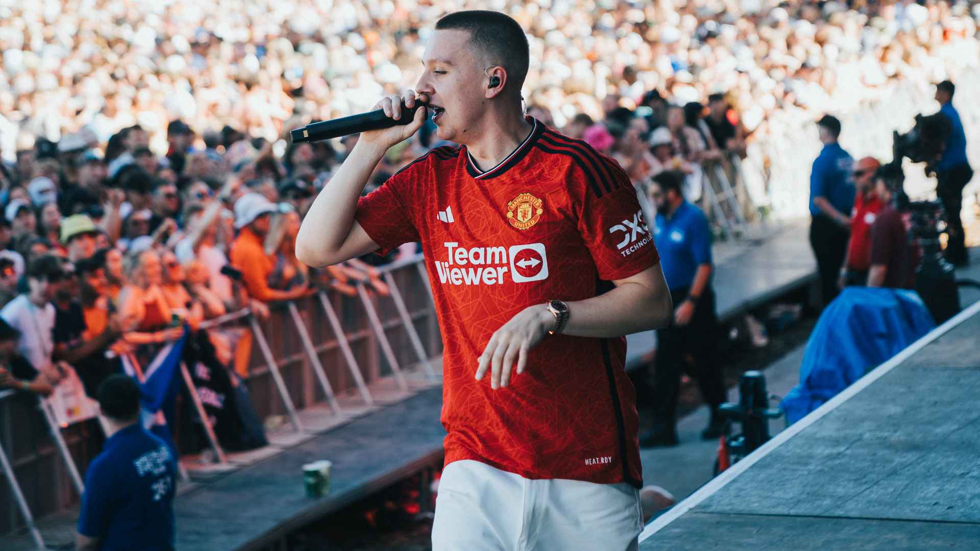 How Aitch debuted the new Man Utd shirt at Glastonbury Festival ...