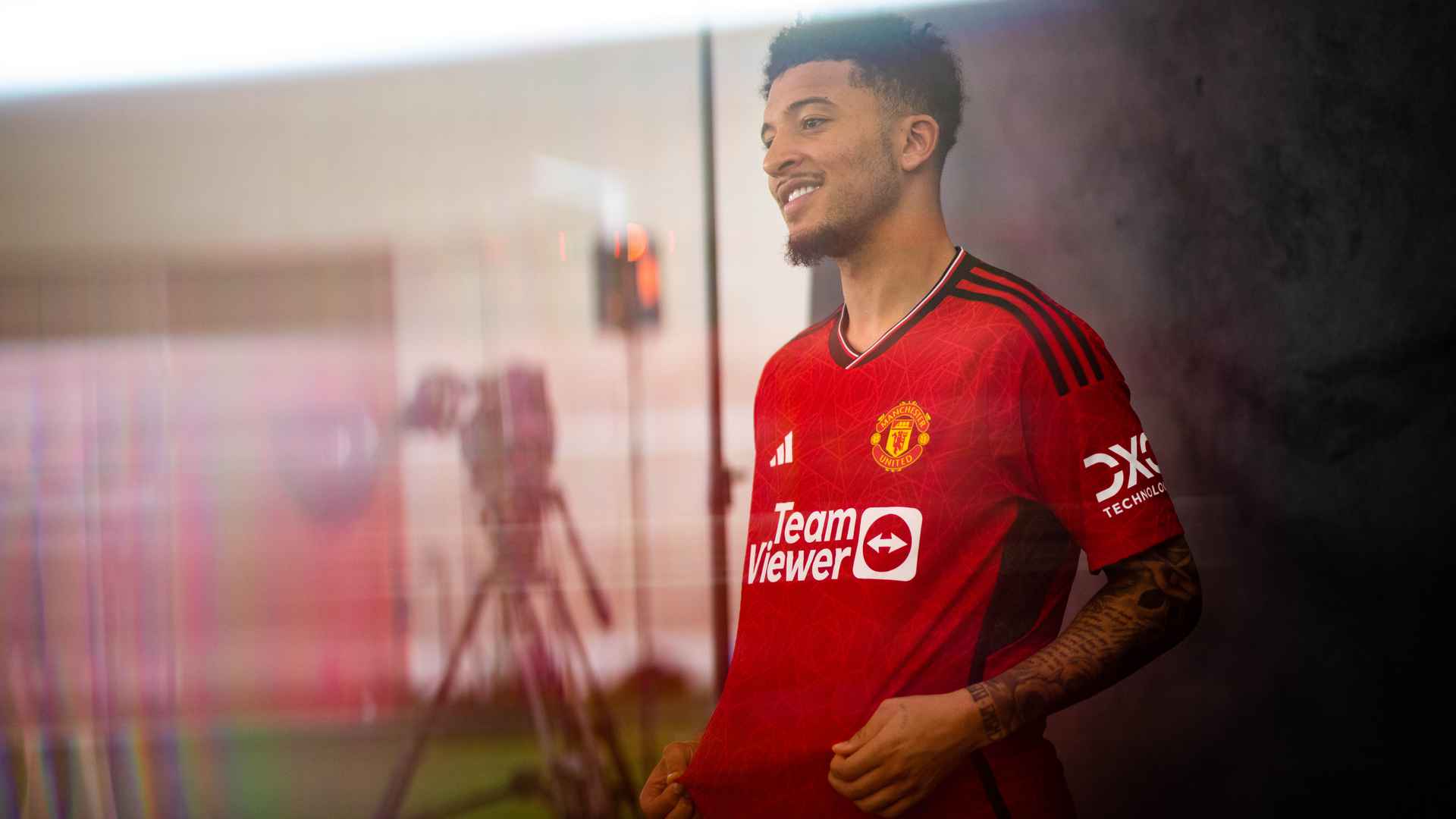 Gallery: Behind the scenes pics of new 2023/24 Man Utd home kit photoshoot | Manchester United
