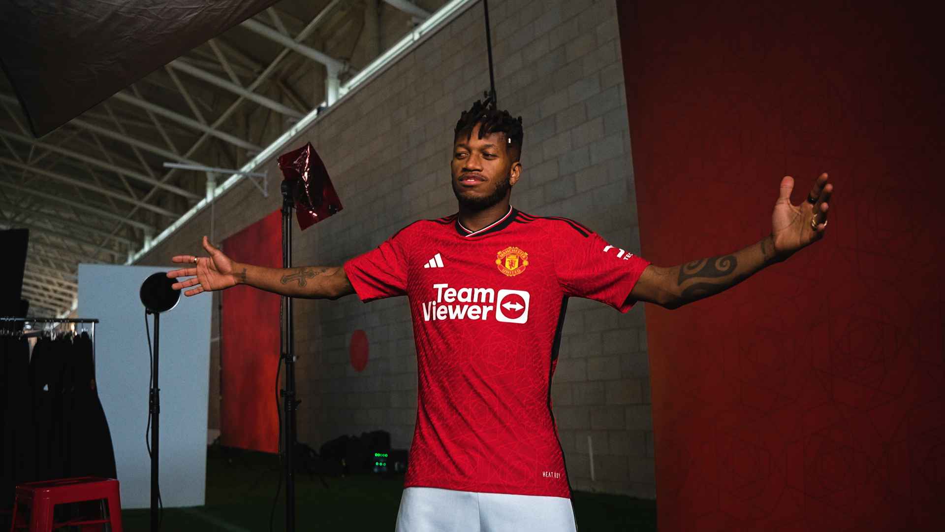 Behind the scenes of the new Man Utd 2023/24 home kit with TeamViewer ...