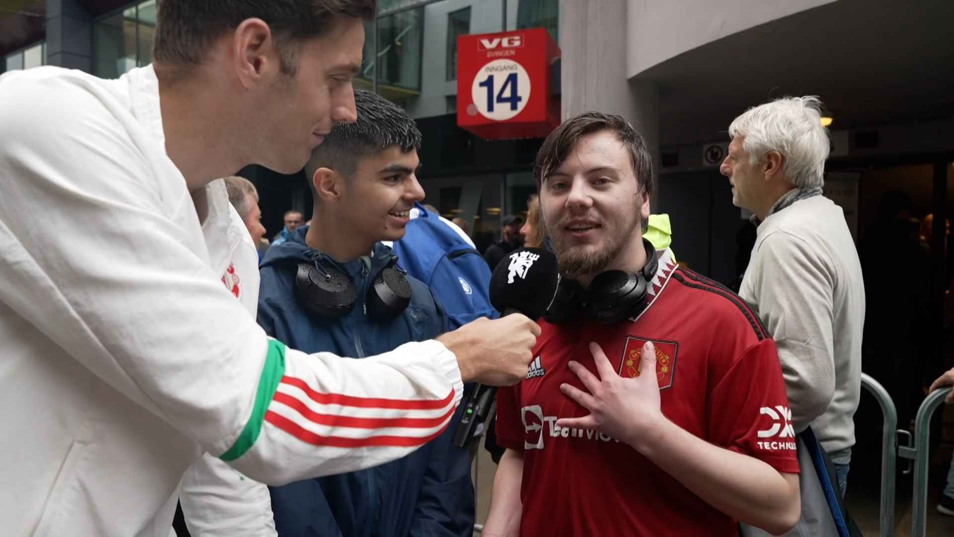 Sam Homewood gives Man Utd shirts away to fans in Oslo | Manchester United