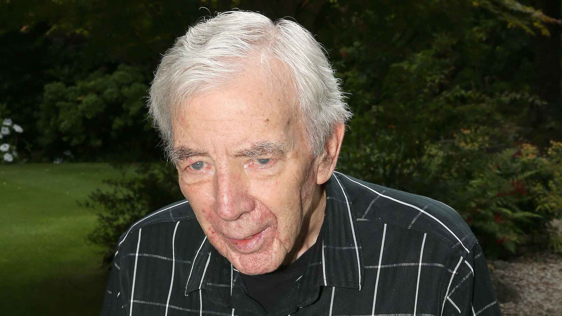 David Sadler receives Division One title medal | Manchester United