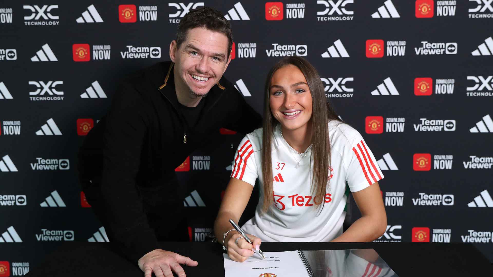 Keira Barry interview after signing first pro contract with Man Utd ...