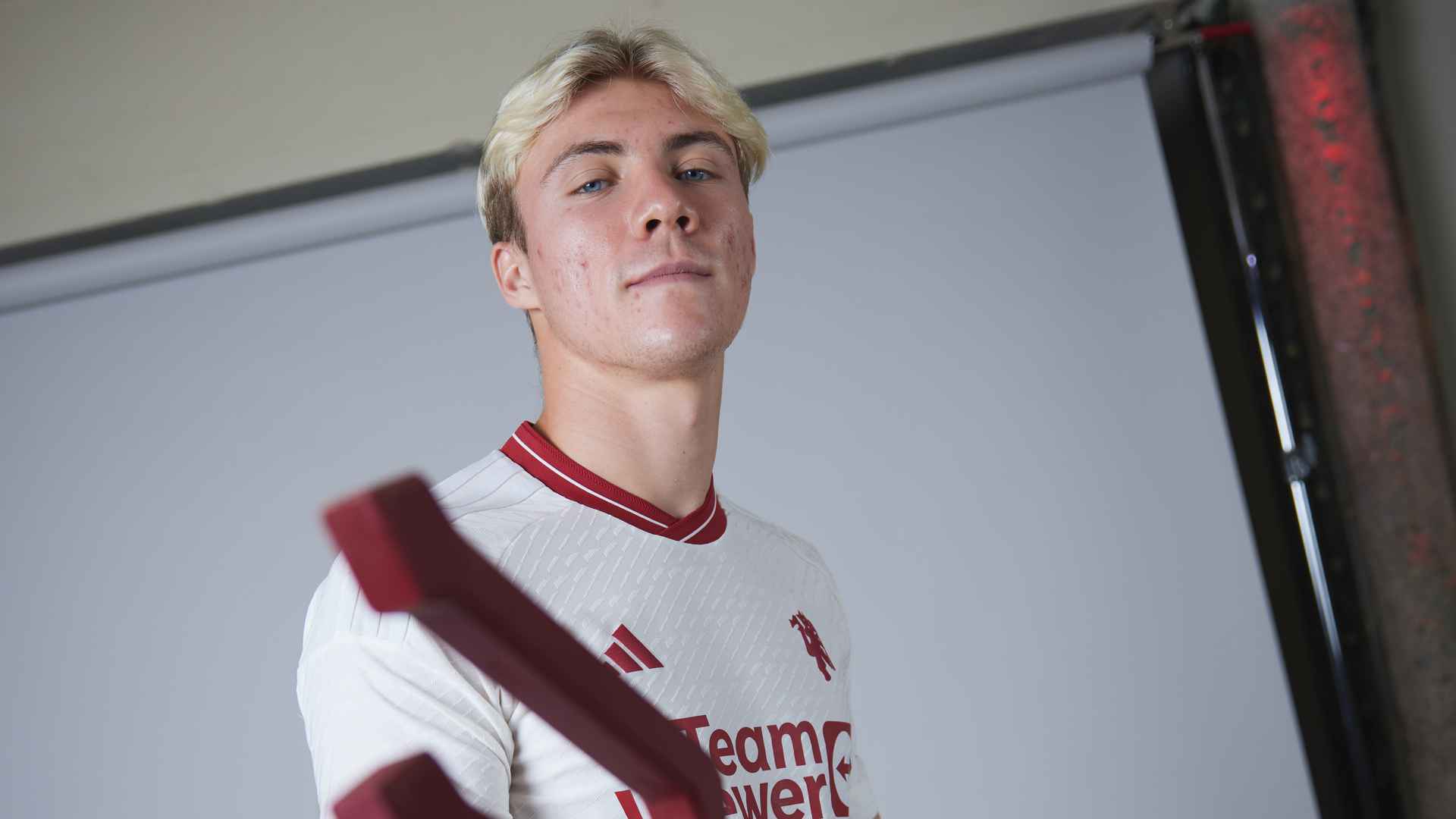 New Man Utd striker Rasmus Hojlund describes his game in his own words ...