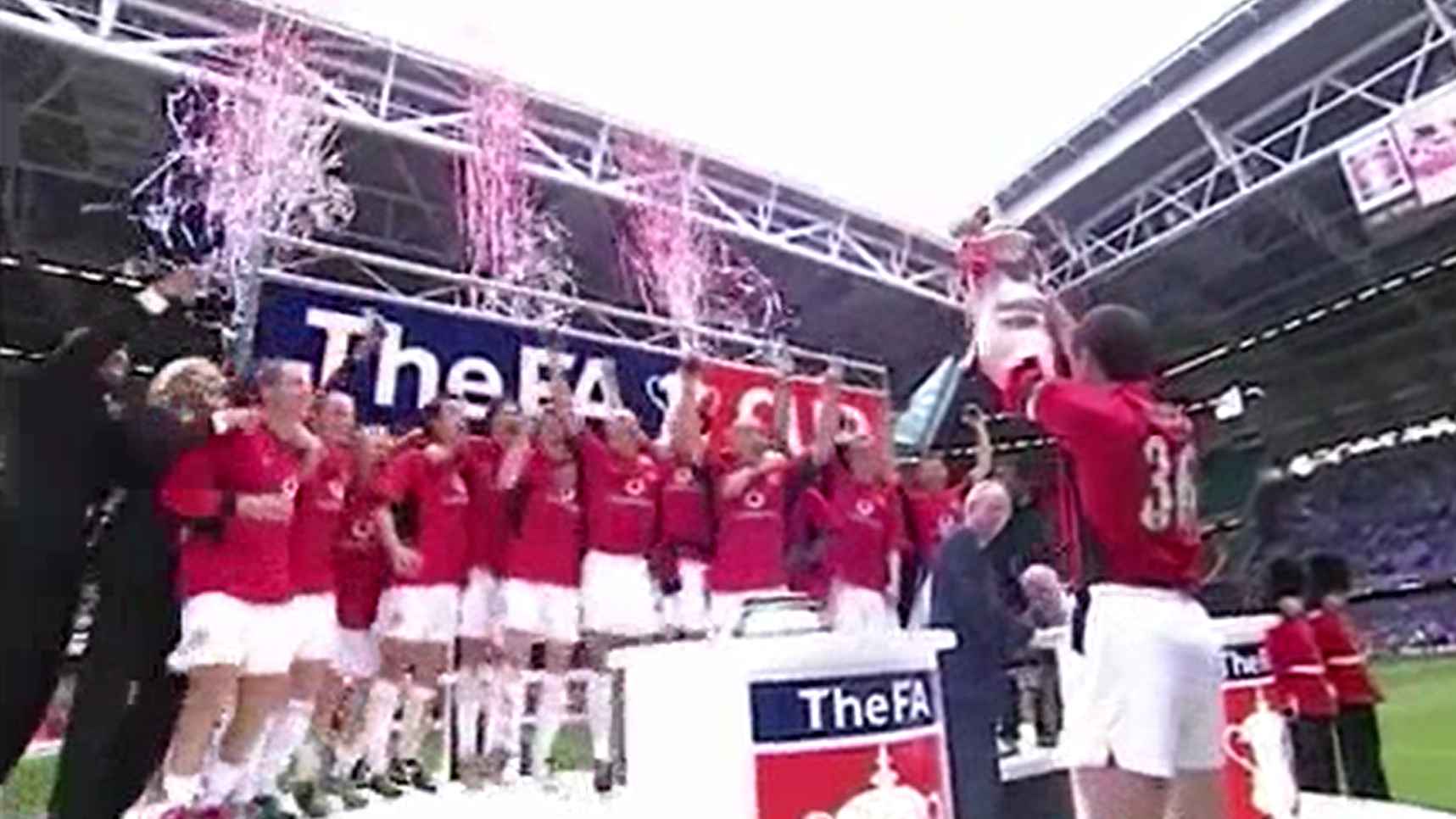 Man Utd tribute to Jimmy Davis when lifting 2004 FA Cup | Manchester United