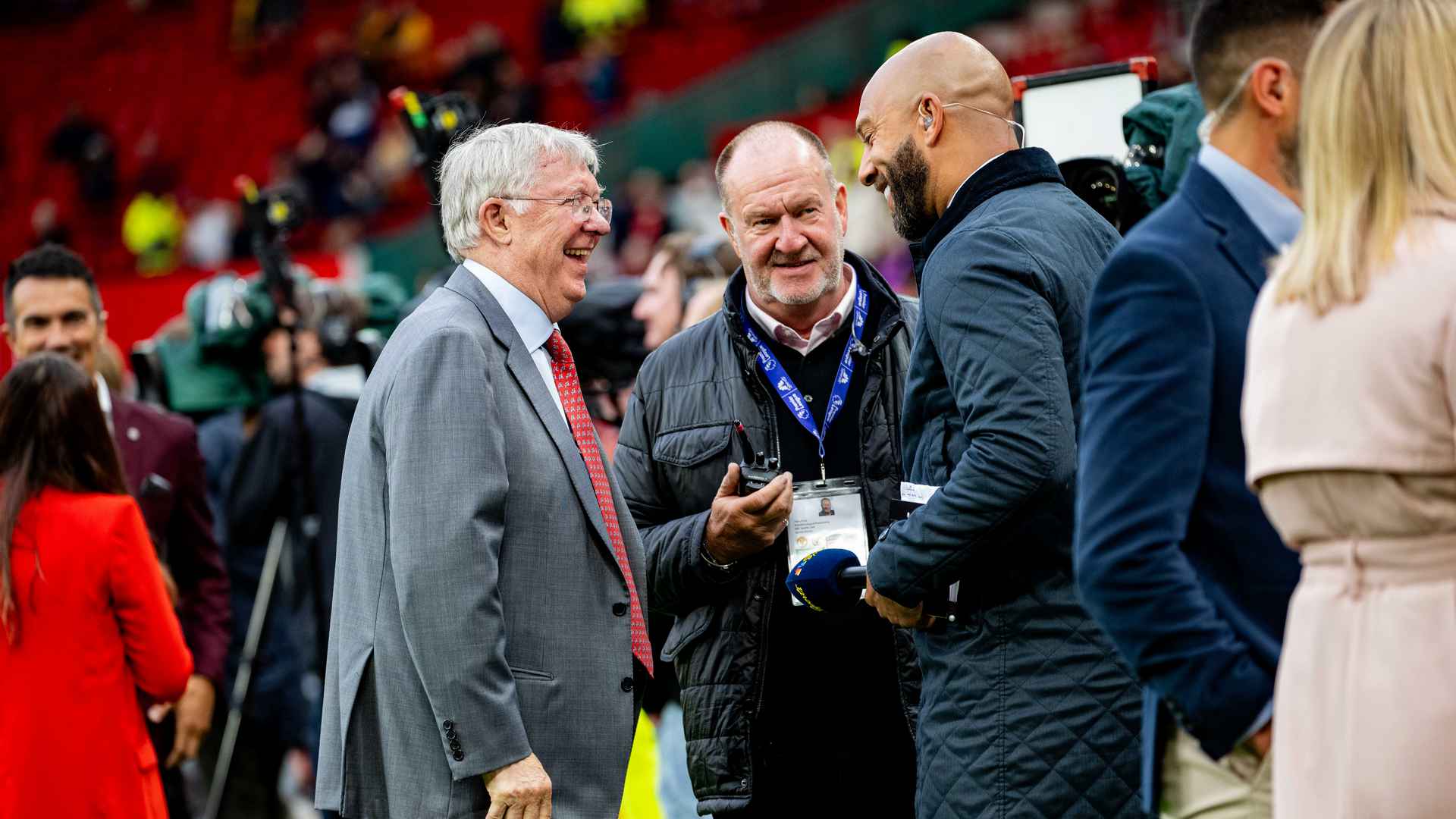 Sir Alex Ferguson pitchside walk before Man Utd v Wolves | Manchester ...