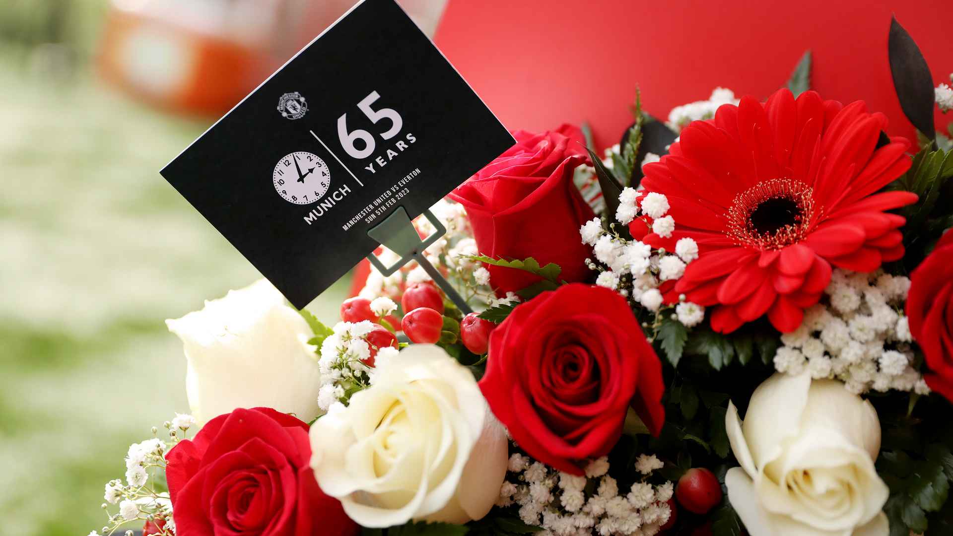 Man Utd players fans and staff read Flowers of Manchester poem ...