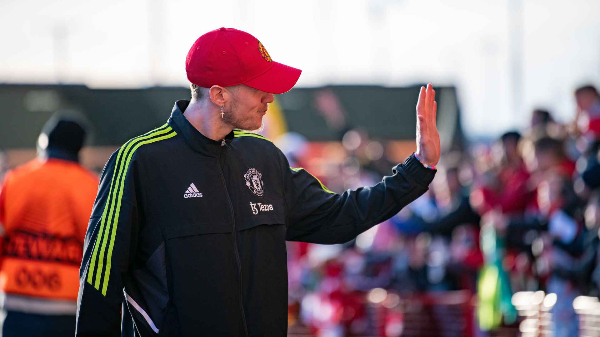 Man Utd first team arrive at Old Trafford for Europa League match v ...