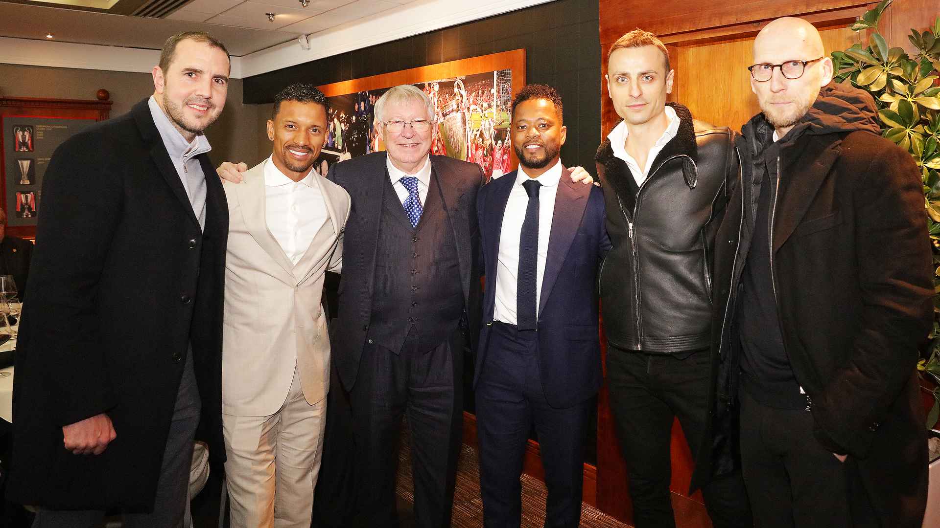 Sir Alex poses with legends at Man Utd 2 Barcelona 1 in Europa League ...
