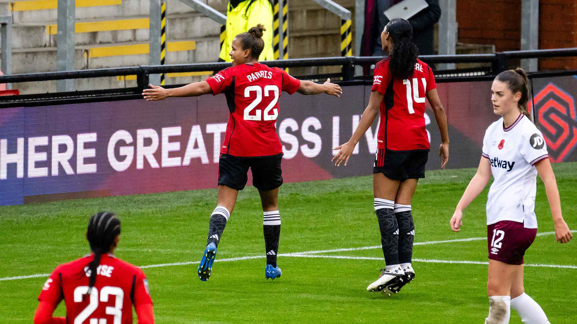 Parris makes it 3-0 | Manchester United