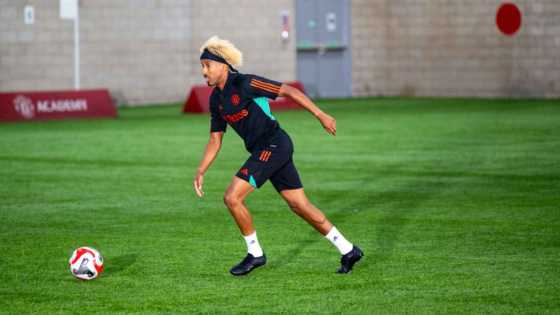 Digital Soccer School: episode 8 of Man Utd junior membership video ...