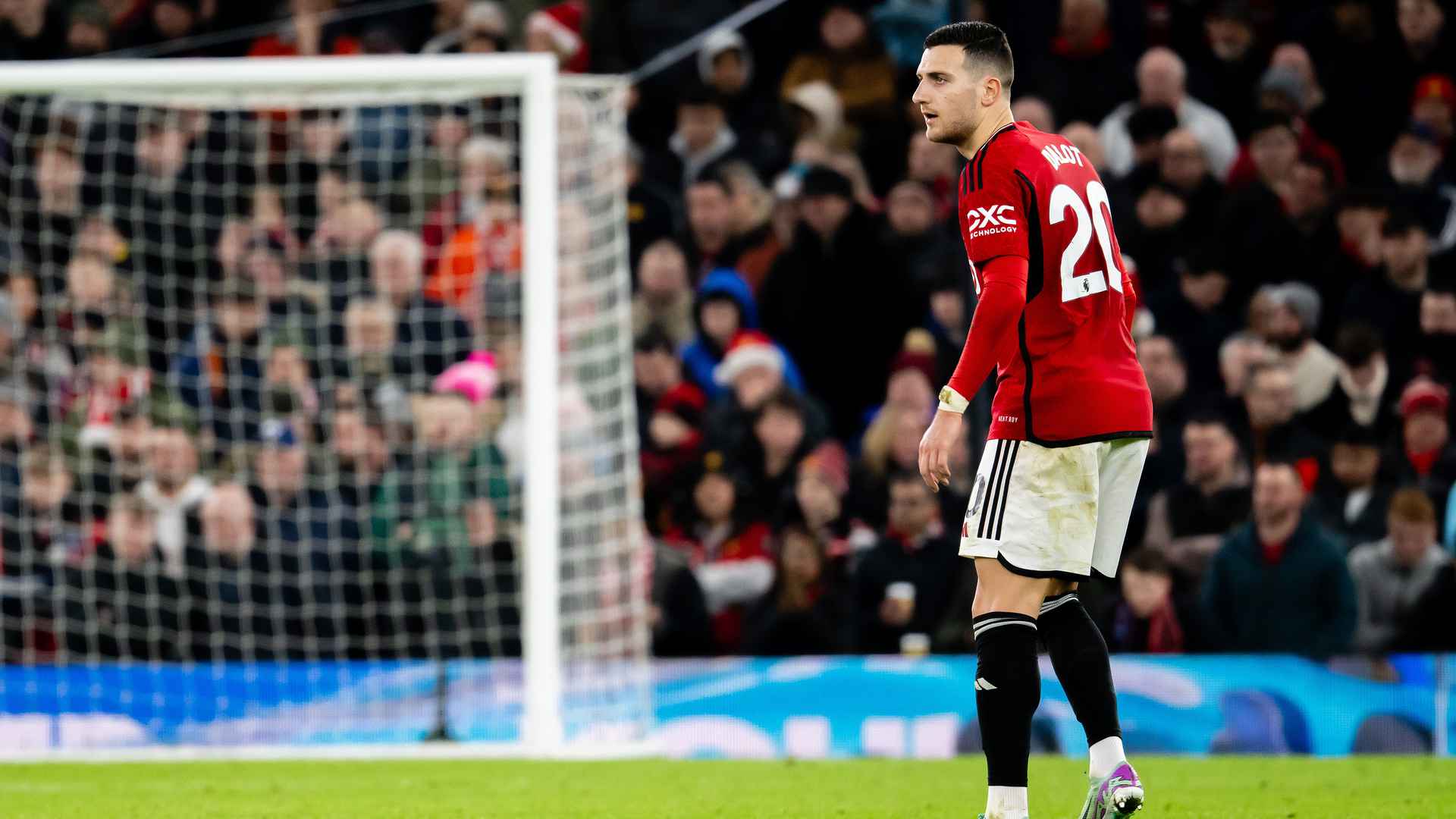 Who starts at left-back v Nottingham Forest | Manchester United