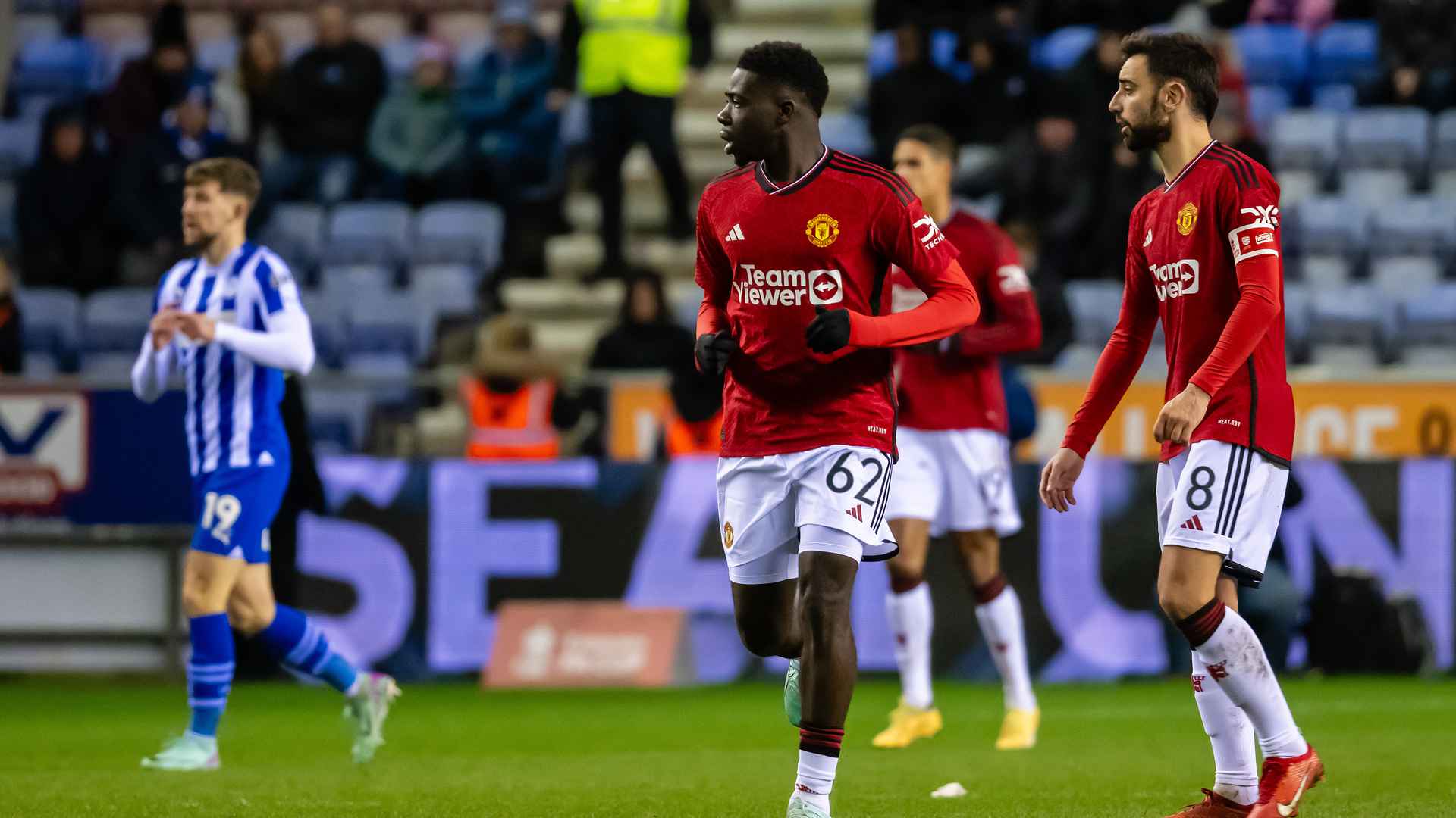 Omari Forson becomes latest Manchester United Academy graduate after ...
