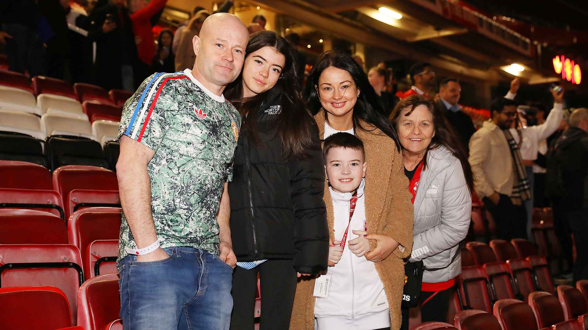 Man Utd fans wowed by Stone Roses lightshow at latest Supporters' Club ...