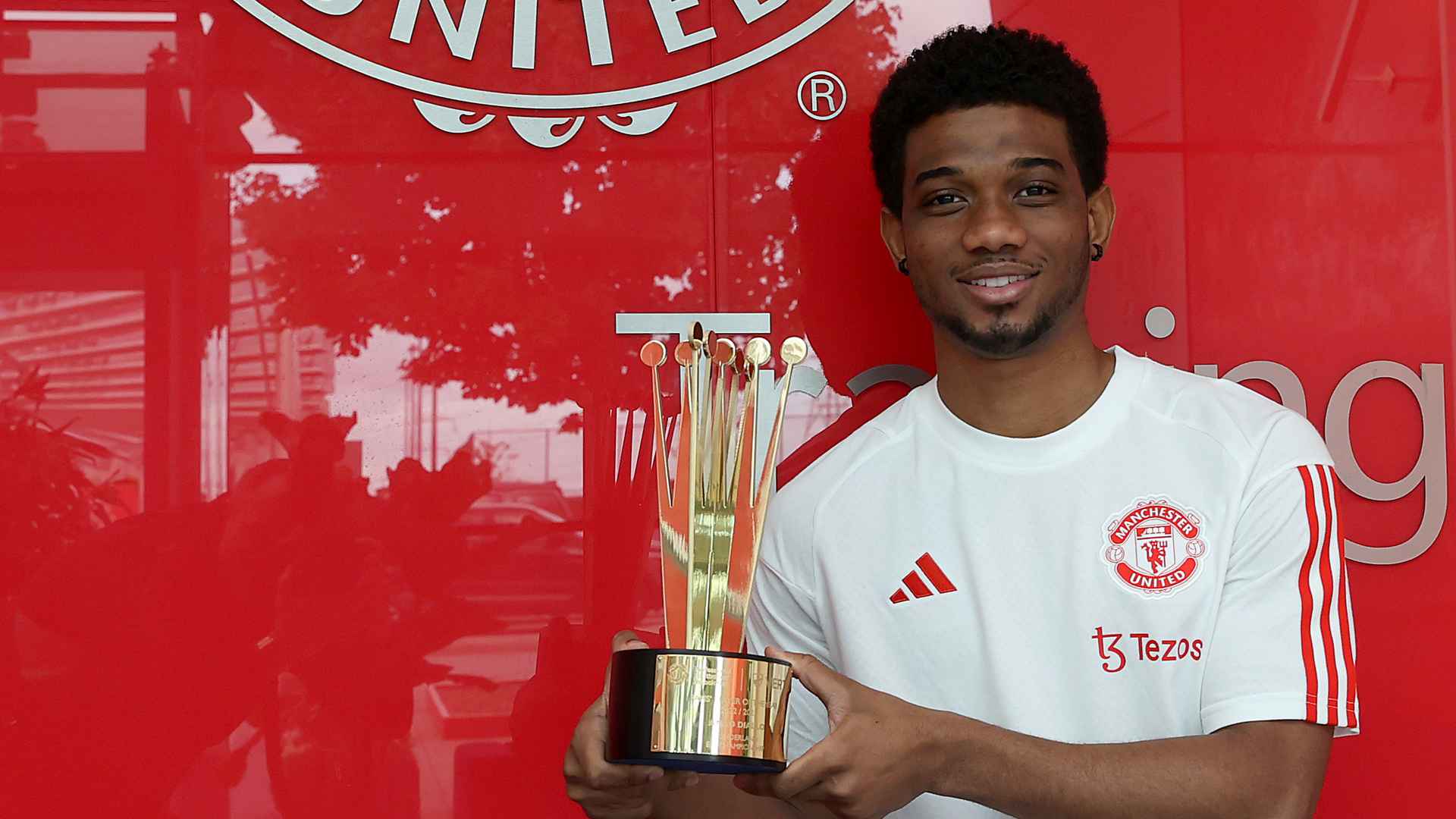 Amad collects PFA Championship Fans' Player of the Year award ...