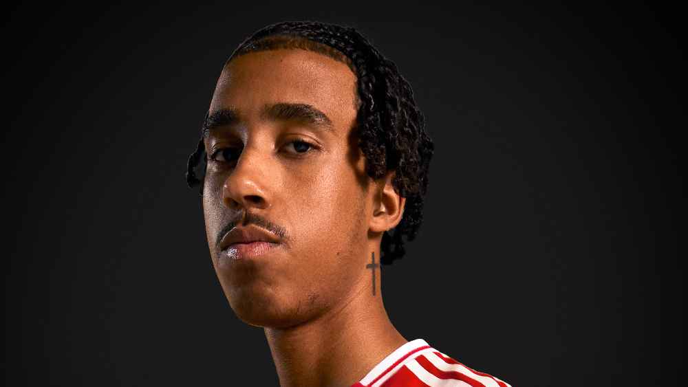 Leny-Yoro | Manchester United