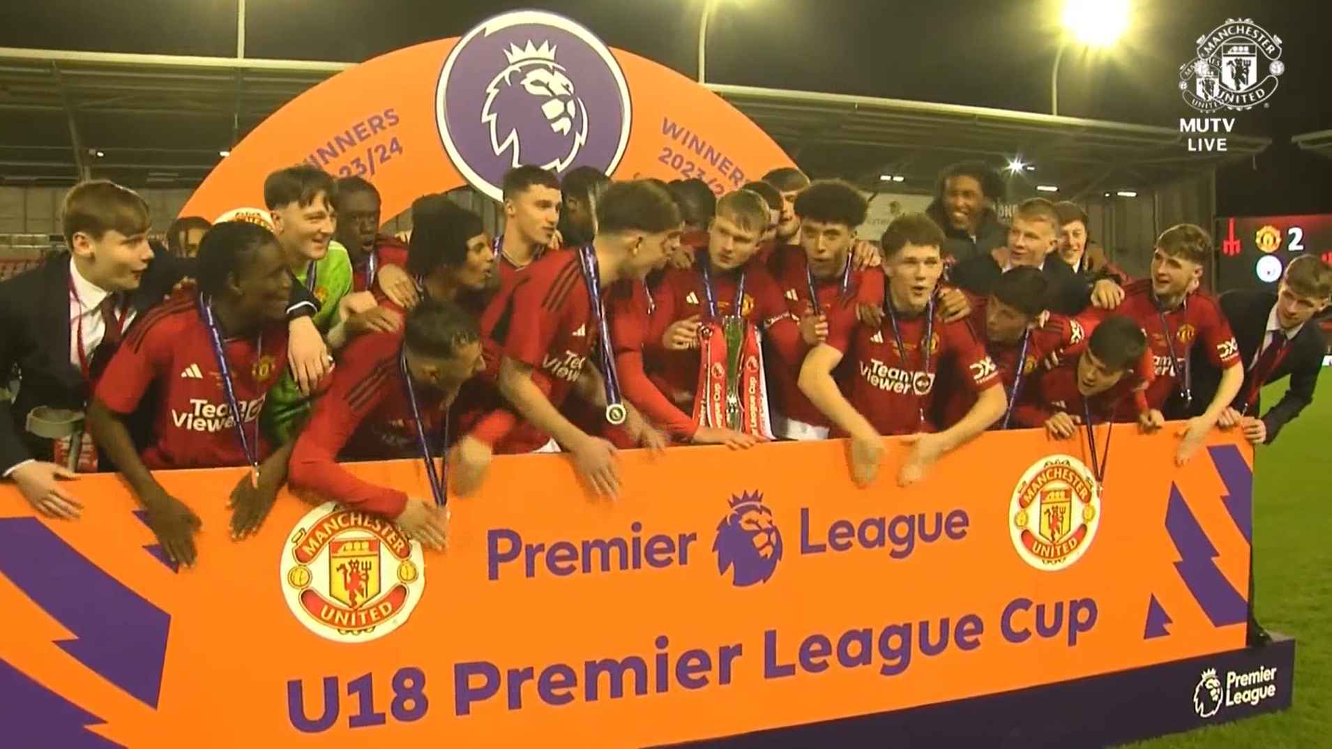 Los sub-18 levantan la Copa de la Premier League | Web oficial del Manchester United