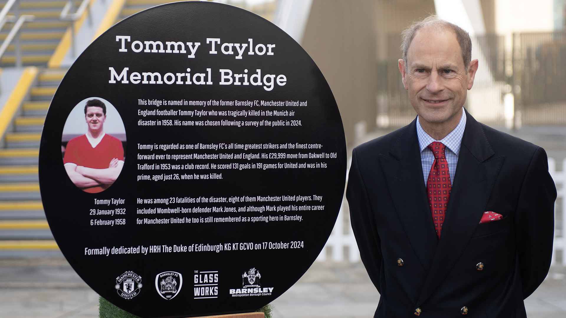 Tommy Taylor Memorial Bridge unveiled in Barnsley | Manchester United