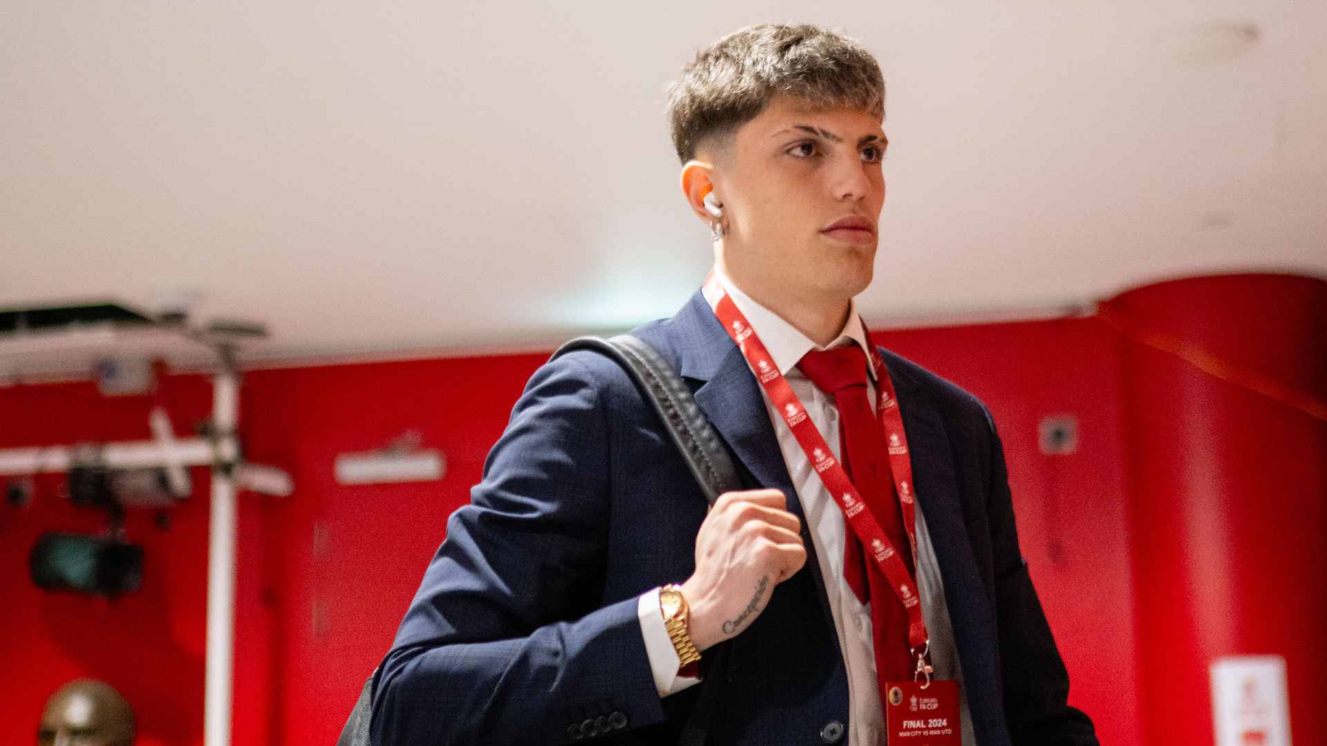 Man Utd players arrive at Wembley ahead of the 2023 24 FA Cup final ...