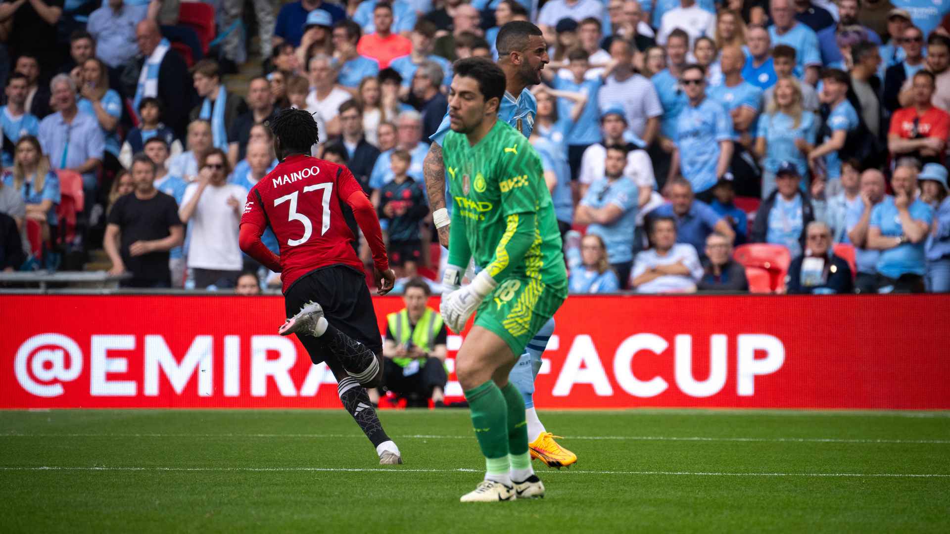 Phone footage of Kobbie Mainoo FA Cup final goal v Man City ...