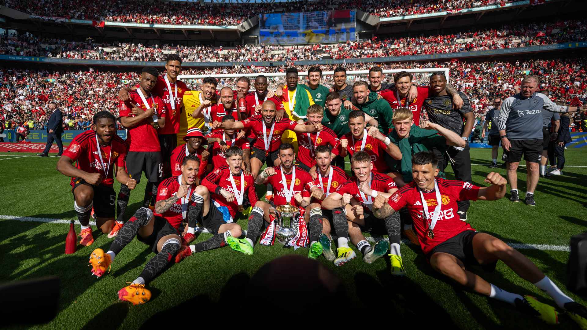 Man Utd players celebrate with the FA Cup after beating Man City 25 May ...